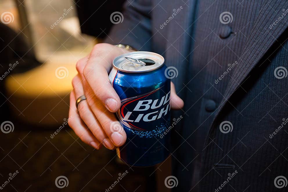 Bud Light Blue Can Beer fotografia stock editoriale. Immagine di alcool ...