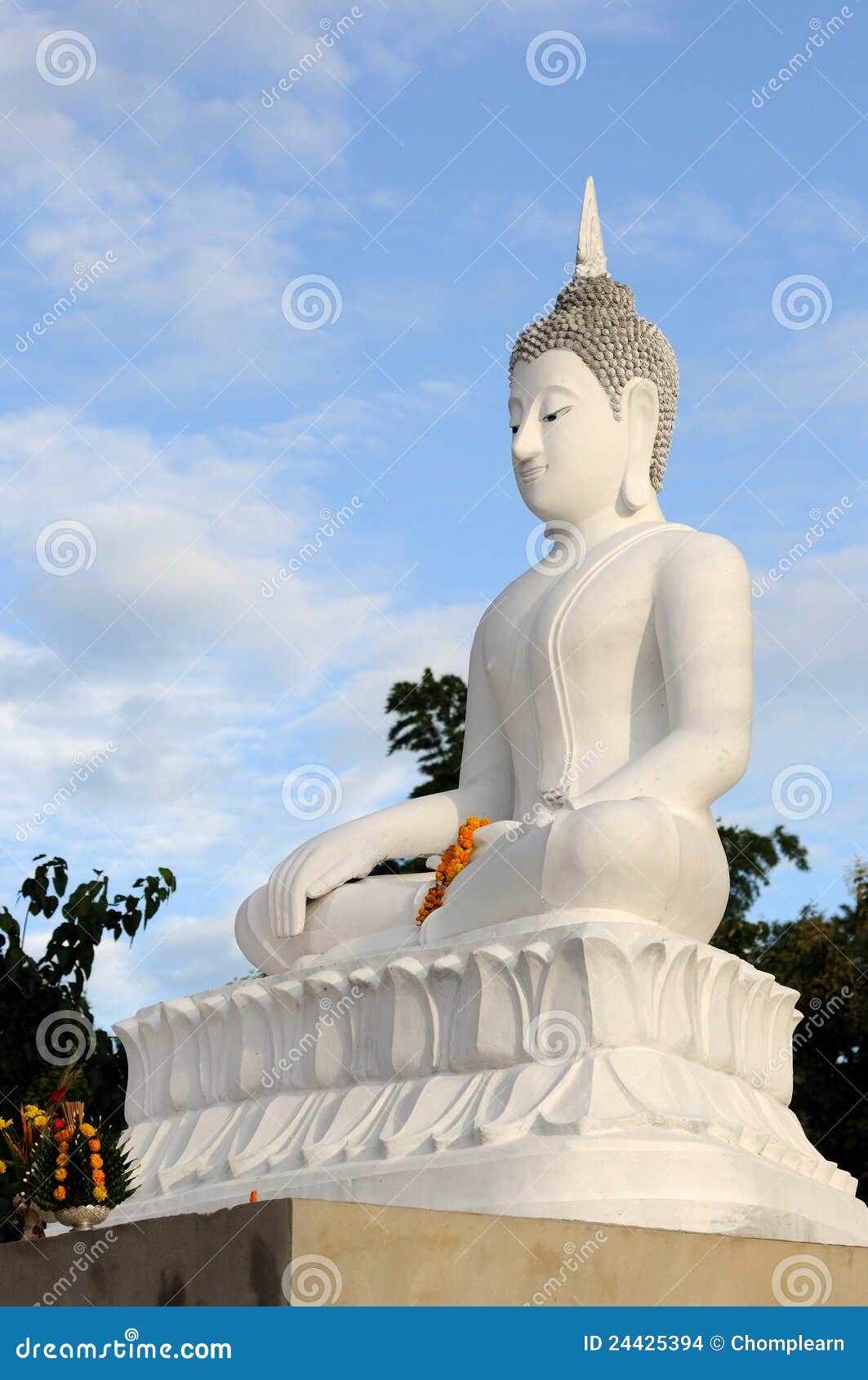 Buda blanco foto de archivo. Imagen de cultura, estatua - 24425394