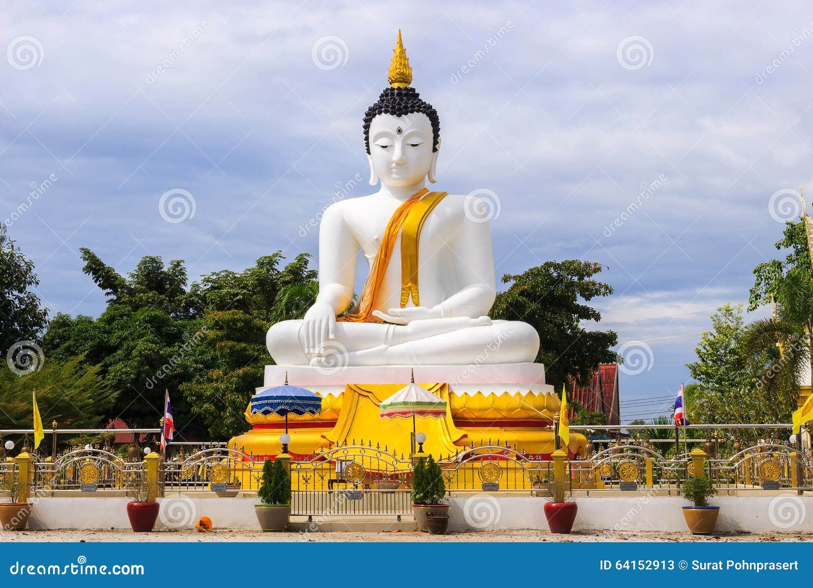 Buda Blanco En El Templo Tailandia De Dokkrai Imagen de archivo ...