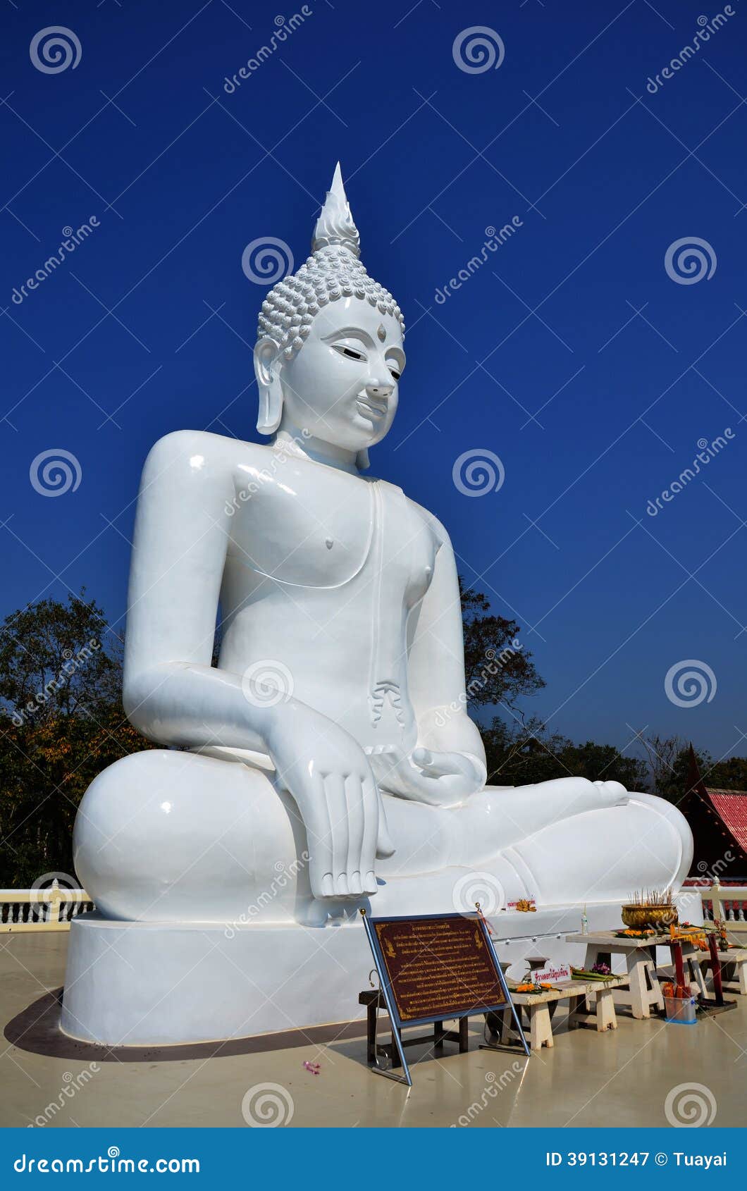 Buda Blanco En Kanchanaburi Tailandia Imagen de archivo - Imagen de ...