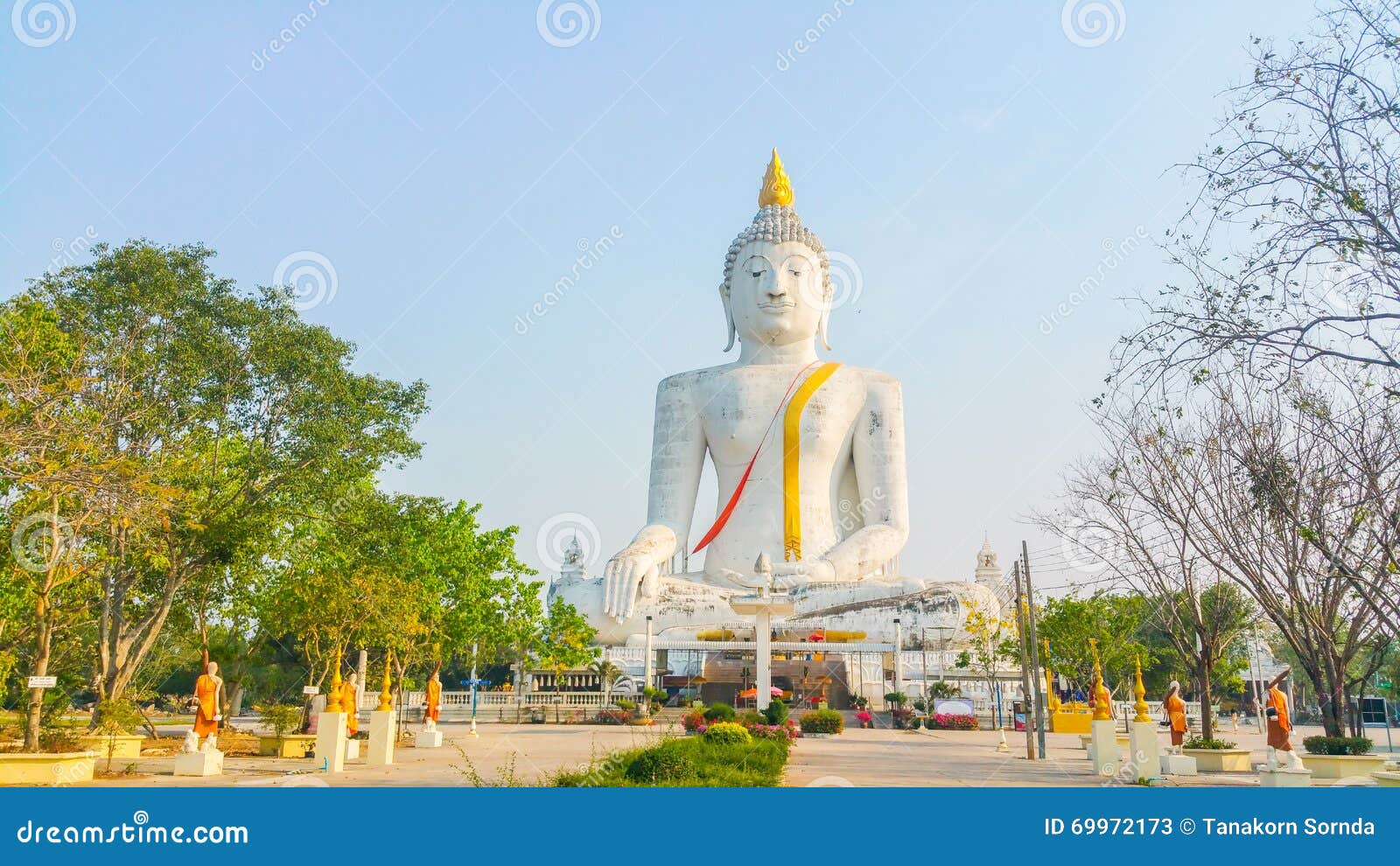 Buda Blanco En Suphanburi, Tailandia Imagen de archivo - Imagen de ...