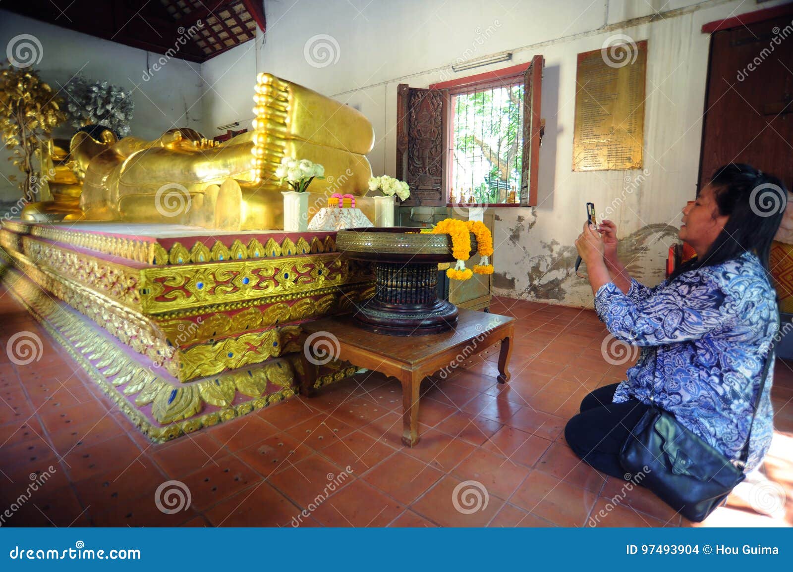 Buda De Descanso En Wat Phra Singh Imagen de archivo editorial - Imagen ...
