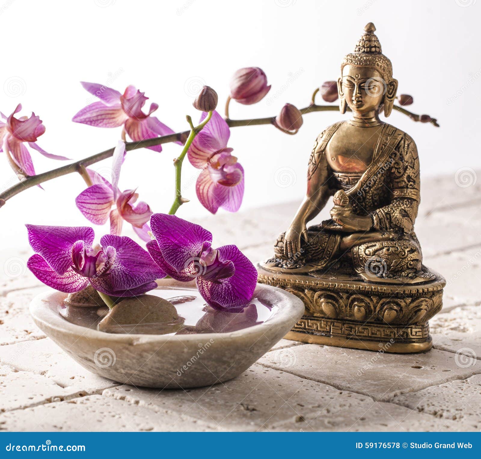 Buda Para a Atitude Do Zen Com Pedra E Flores Foto de Stock - Imagem de ...