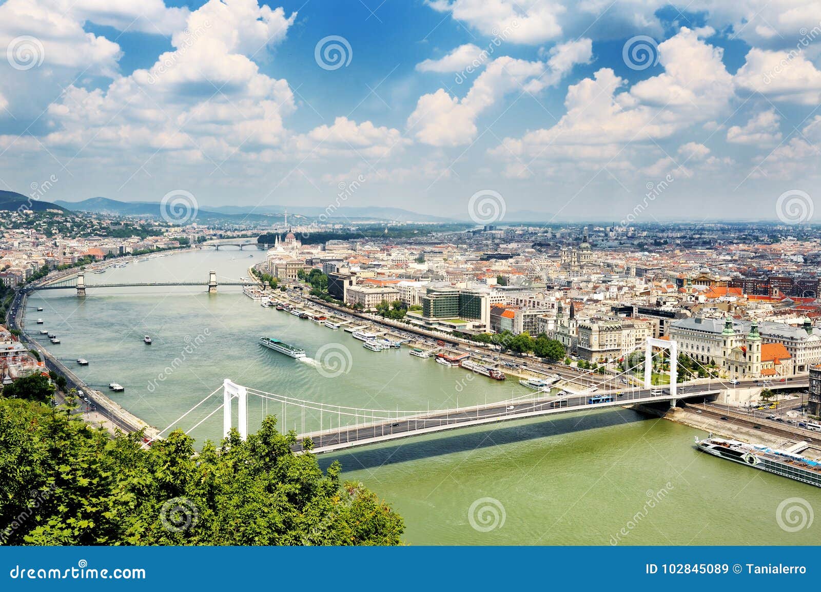 Budapest Cityscape Och Broar Och Danube River Panoramautsikt, Ungern ...