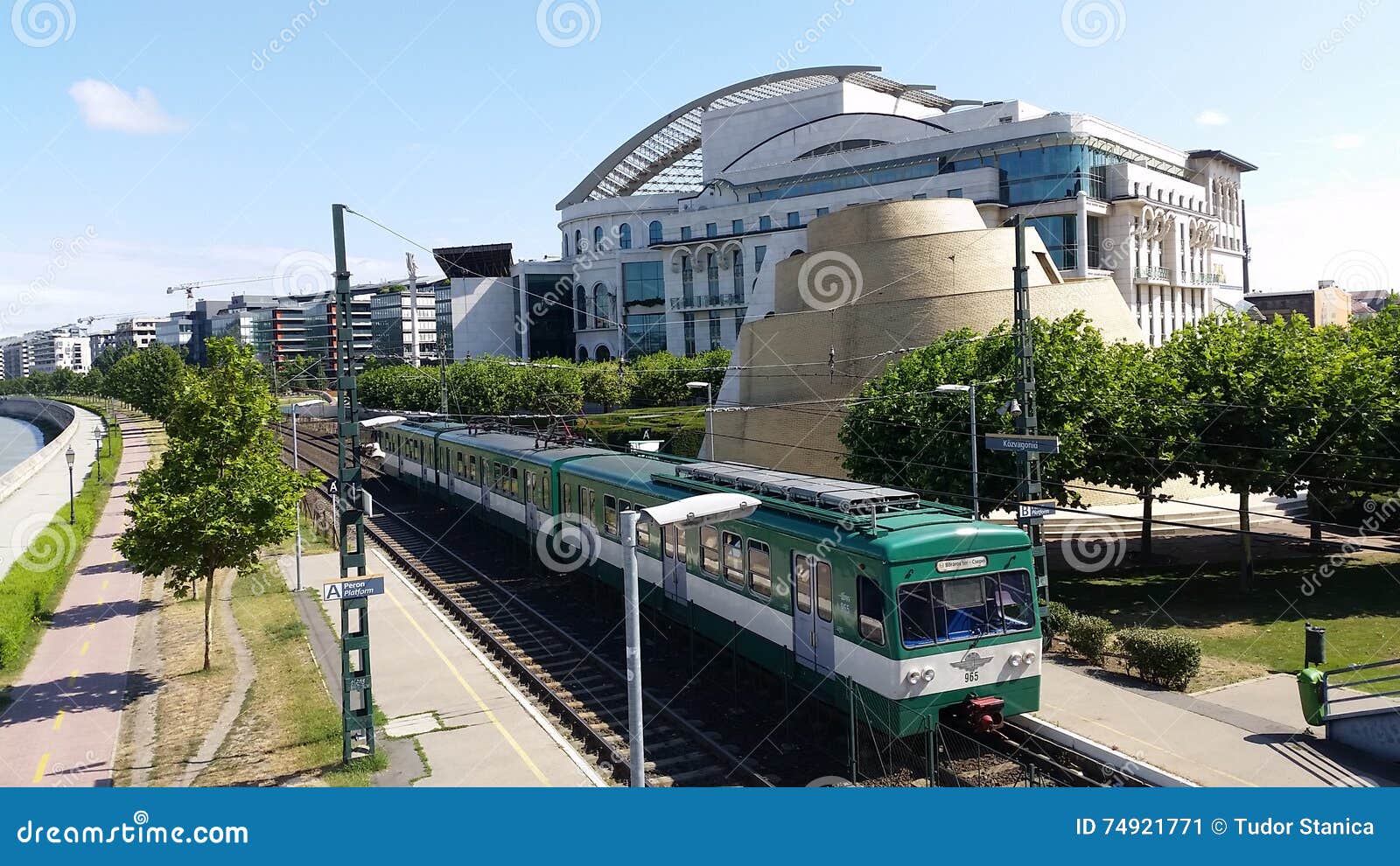 Budapest Danube Shore editorial photo. Image of danube - 74921771