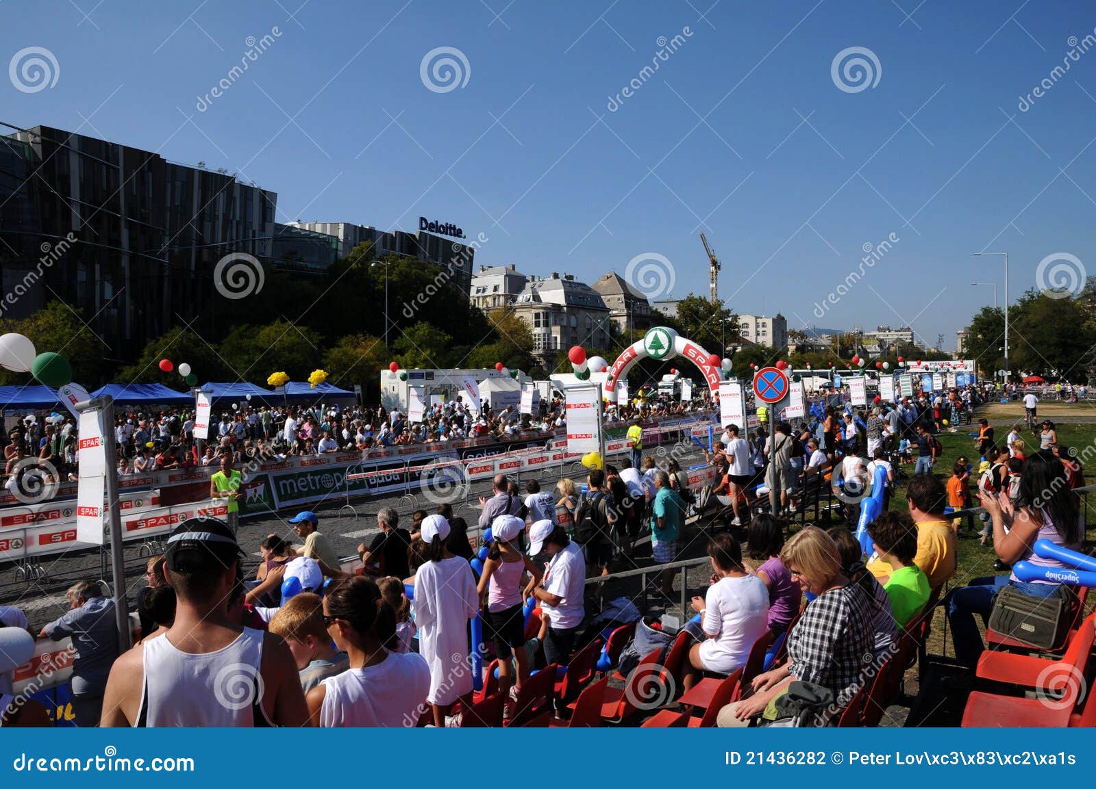 Budapest International Marathon - Spectators at Th Editorial ...