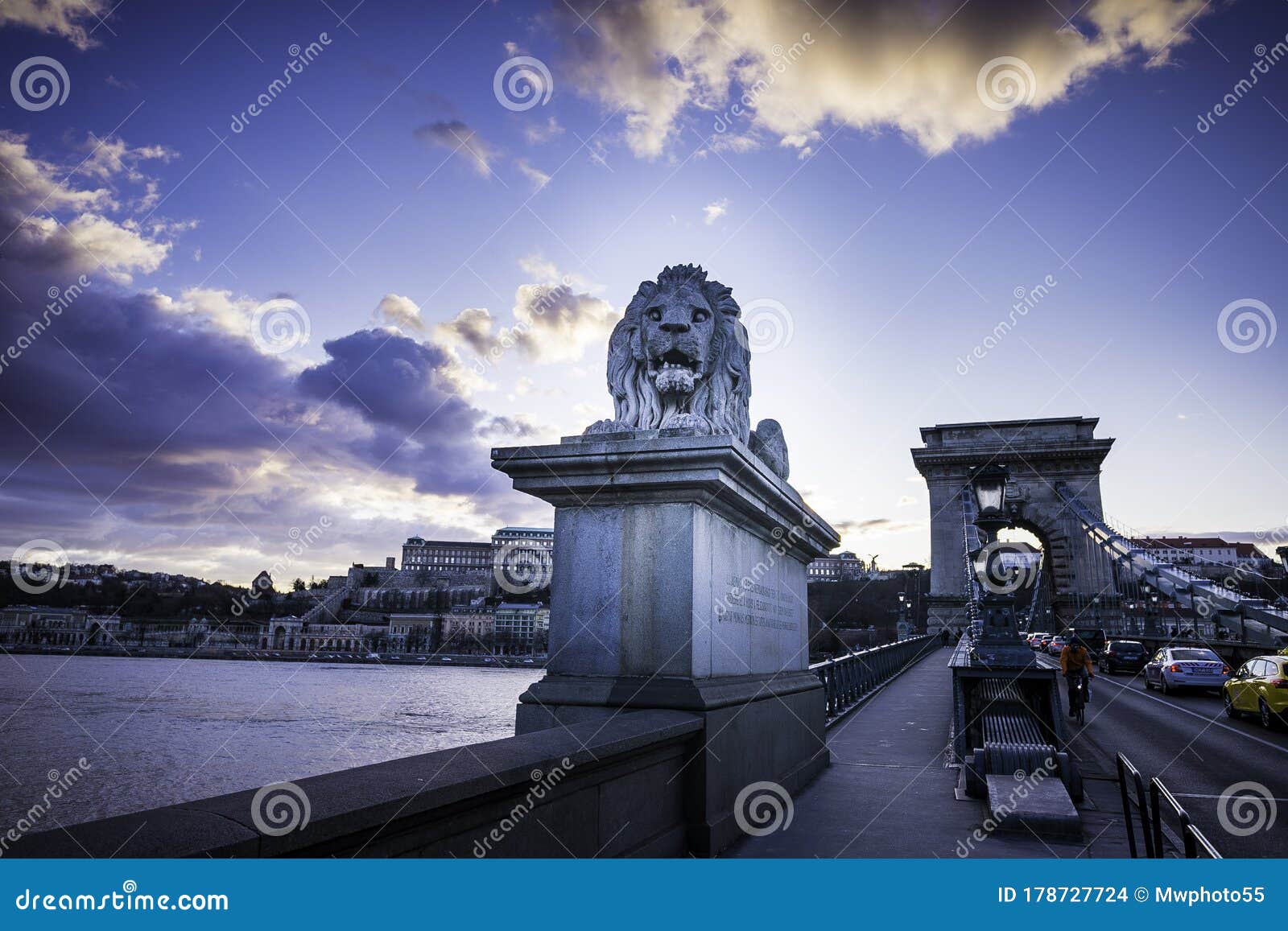 Budapest La Cadena Bridge Es Un Puente De Cadena Foto de archivo ...