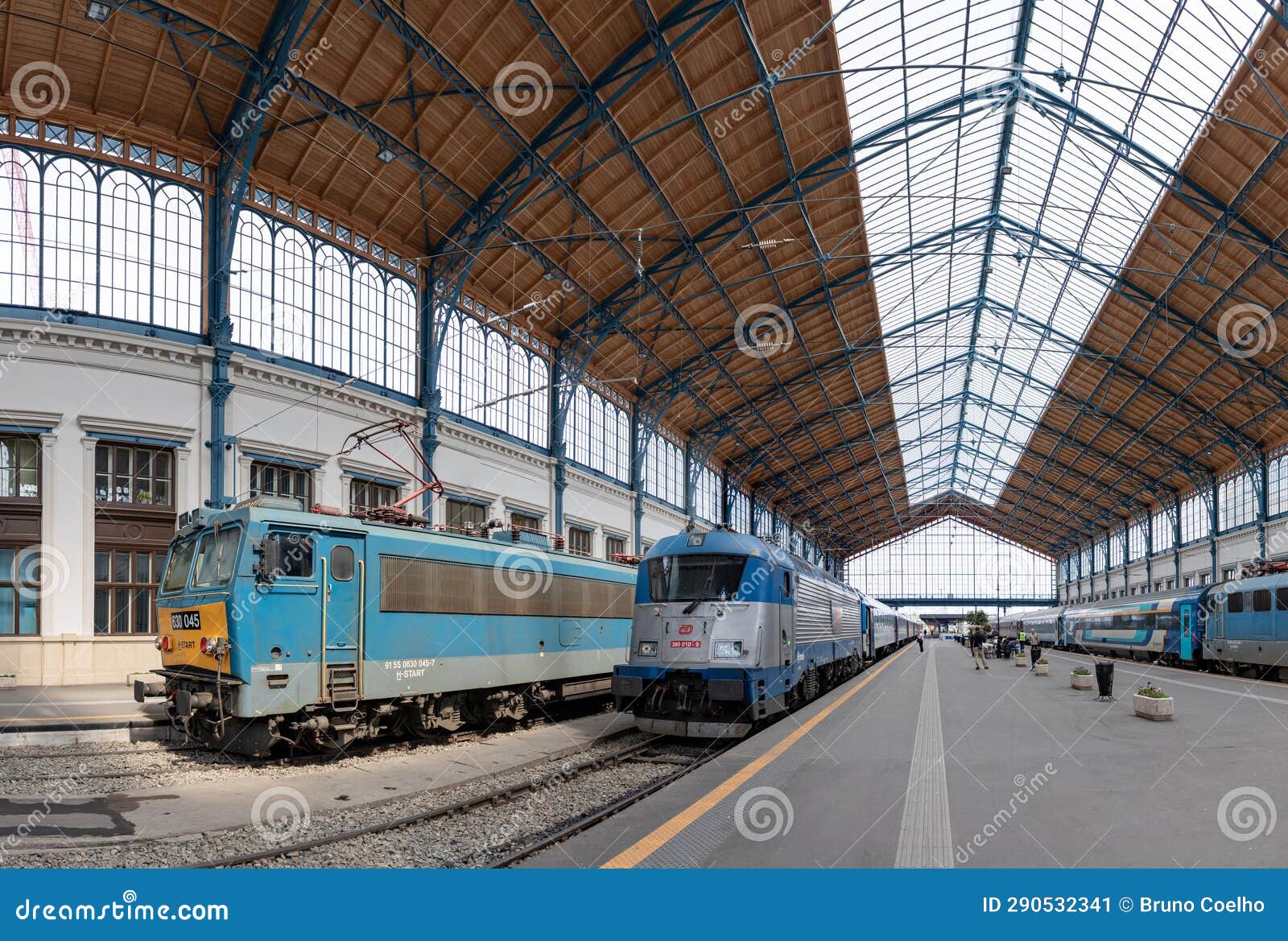 Budapest Nyugati Train Station Editorial Photo - Image of architecture ...