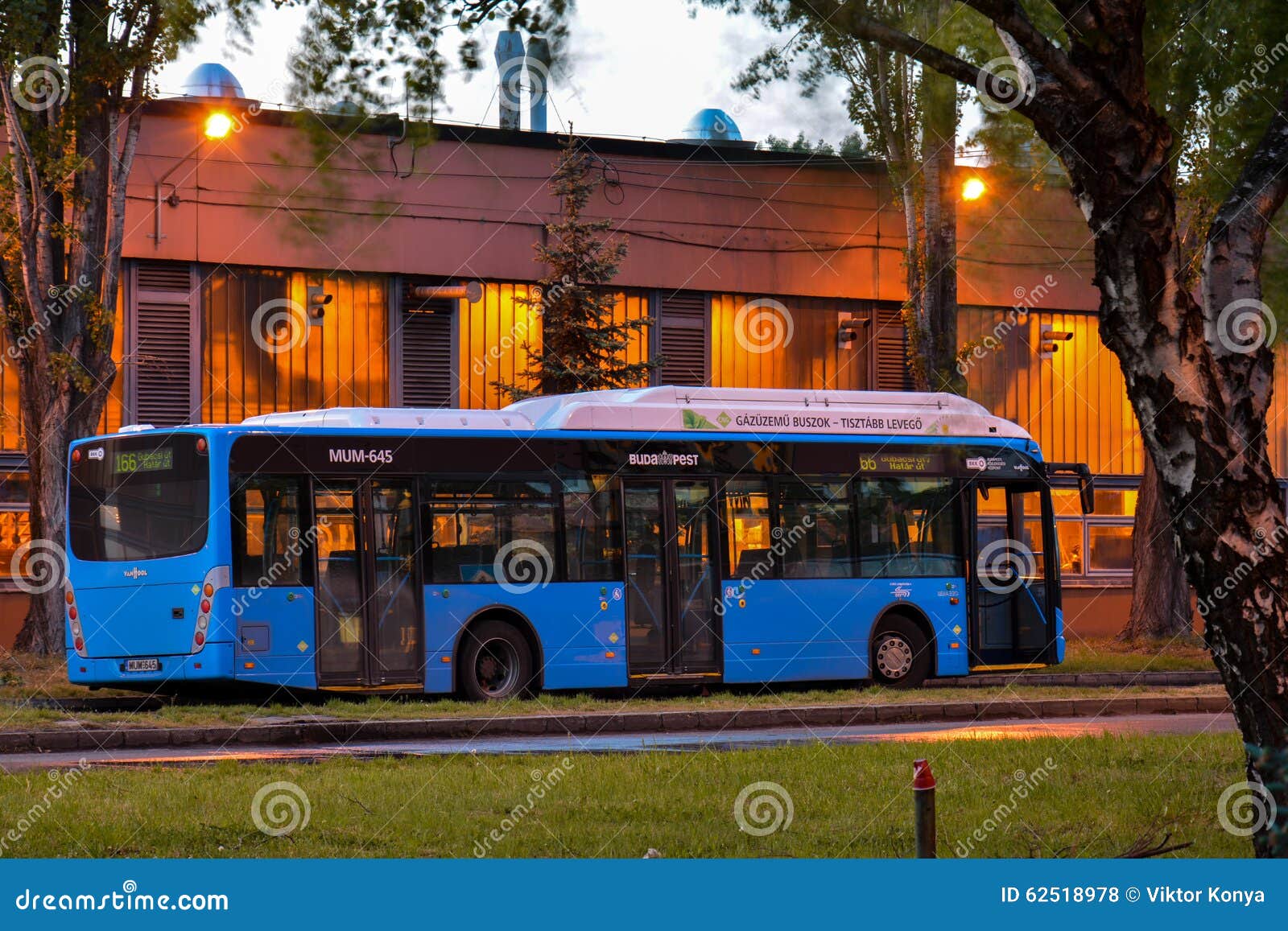 Budapest Stadsbuss I Centralt Garage Redaktionell Arkivfoto - Bild av ...