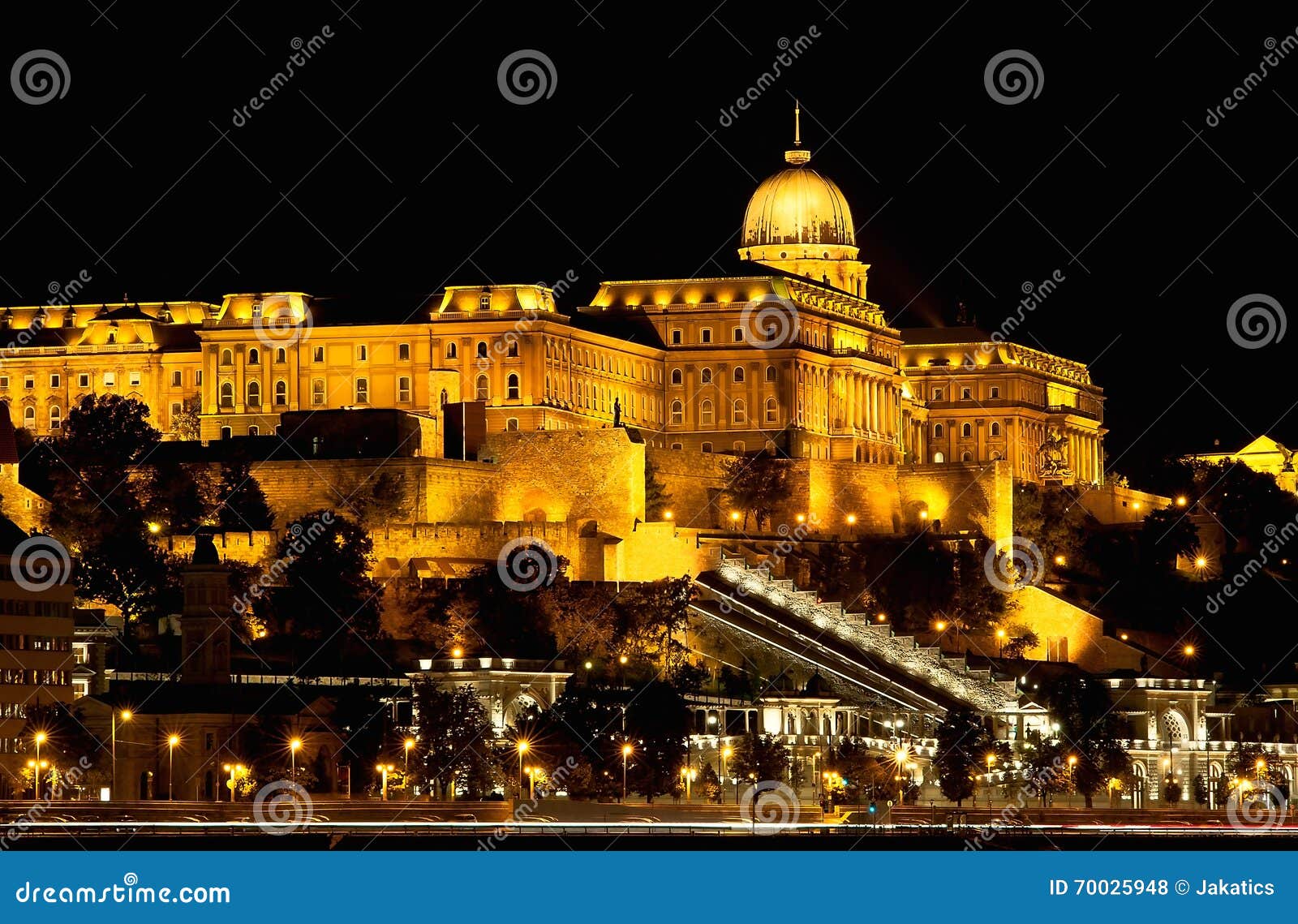 Budavar Palast 库存照片. 图片 包括有 城市, 新生, 灯笼, 布琼布拉, 颜色, 雕塑 - 70025948