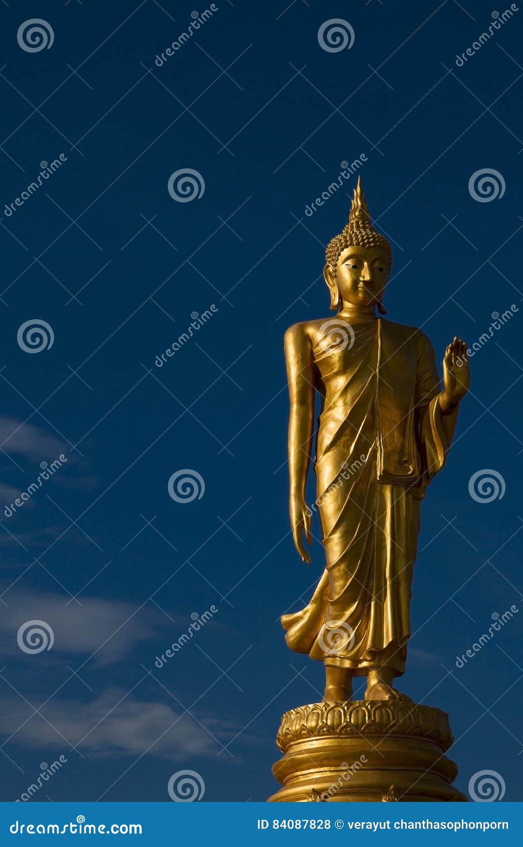 Buddha guld- staty arkivfoto. Bild av arkitektur, bifokal - 84087828