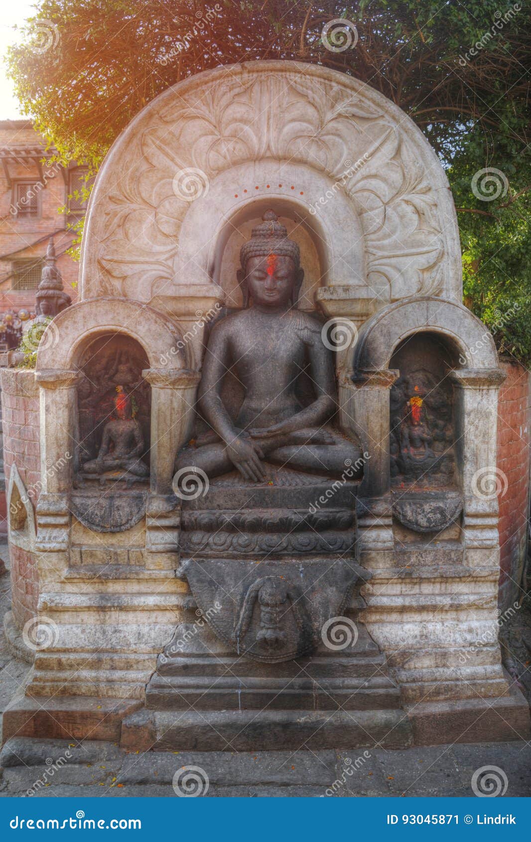 Buddha guld- staty fotografering för bildbyråer. Bild av lopp - 93045871