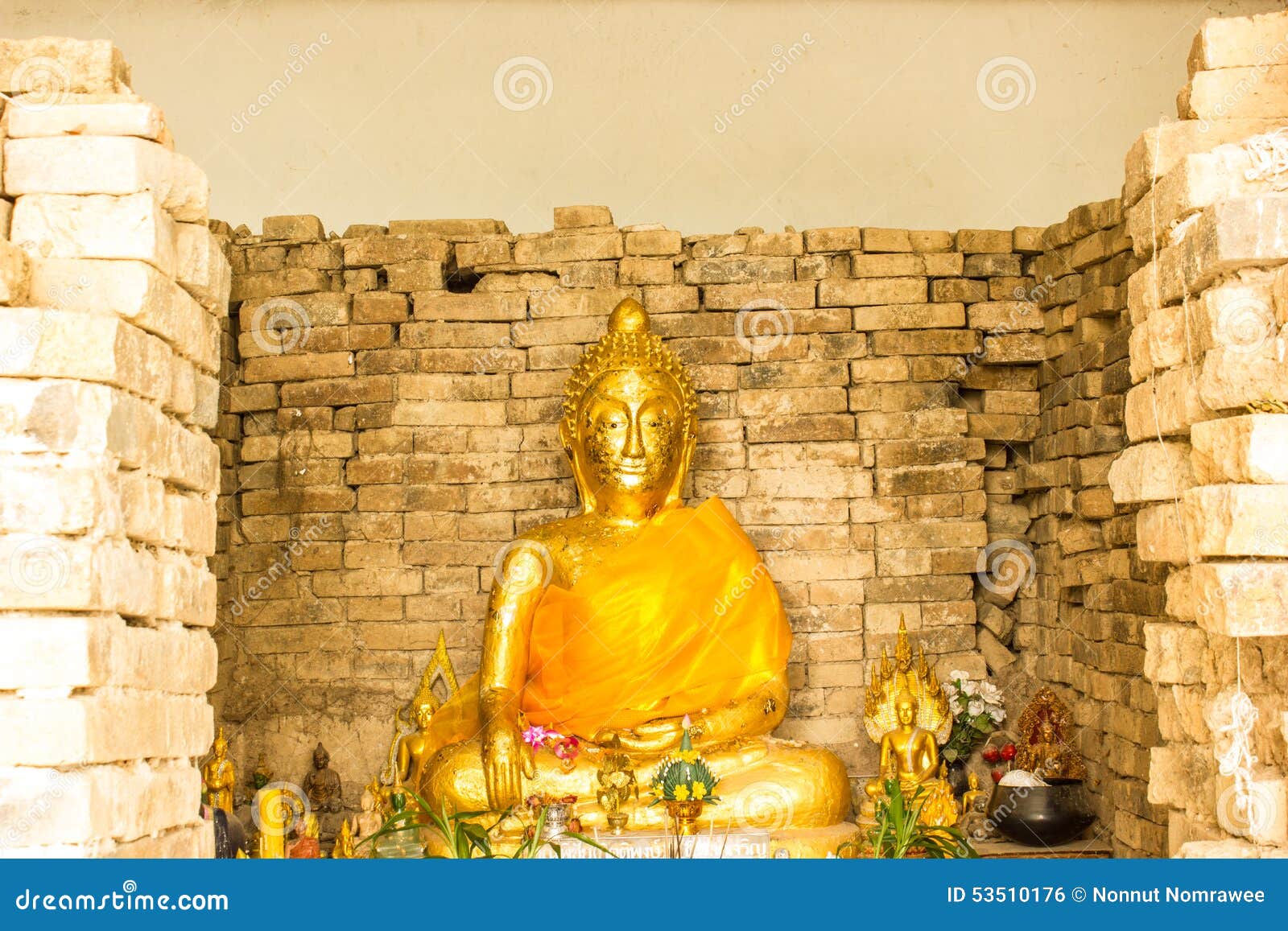 Buddha in Red Brick Old Wall Stock Photo - Image of brickwall, concrete ...