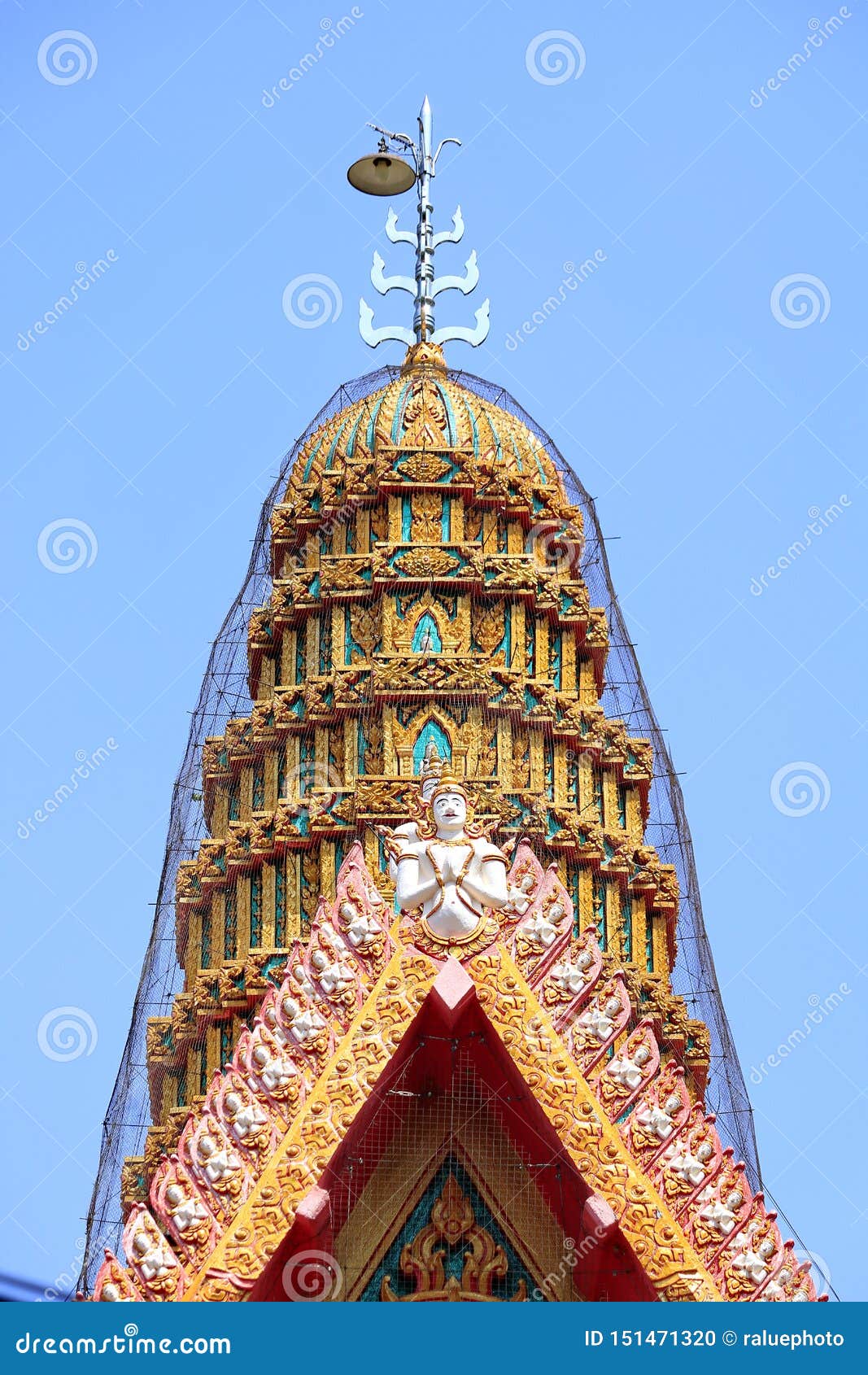 Buddha Statues And Patterns For Decorating The Stupa With Roofs In Thai ...