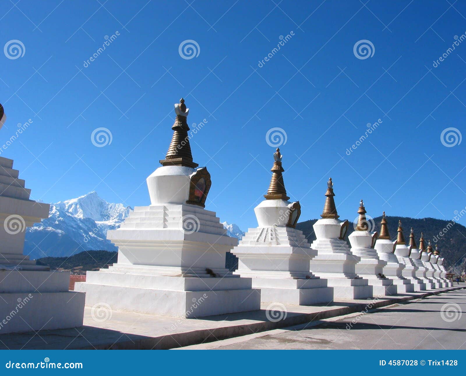 Buddhism Chorten del Tibet fotografia stock. Immagine di cielo - 4587028
