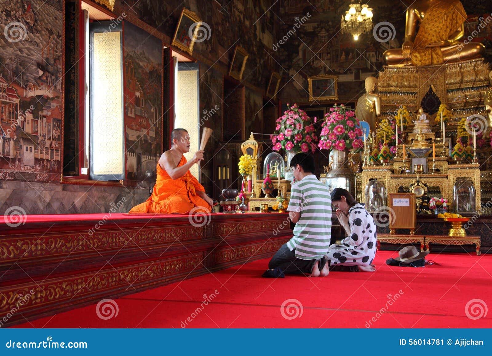 Buddhist Devotees at Wat Arun Temple Editorial Photo - Image of ...