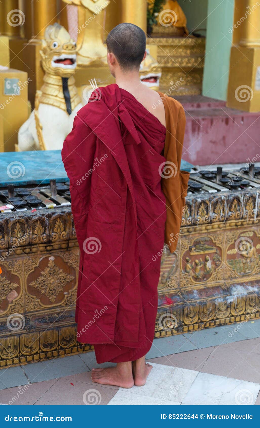 A buddhist monk praying editorial stock image. Image of monk - 85222644
