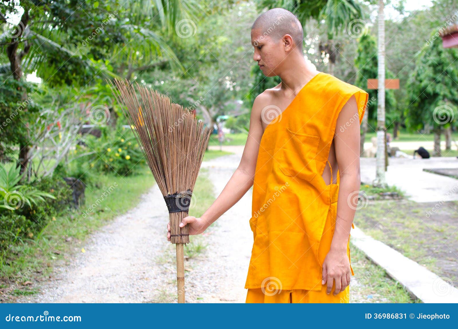 Buddhist Monk, Thai Monk Sweep Temple. Stock Image - Image: 36986831