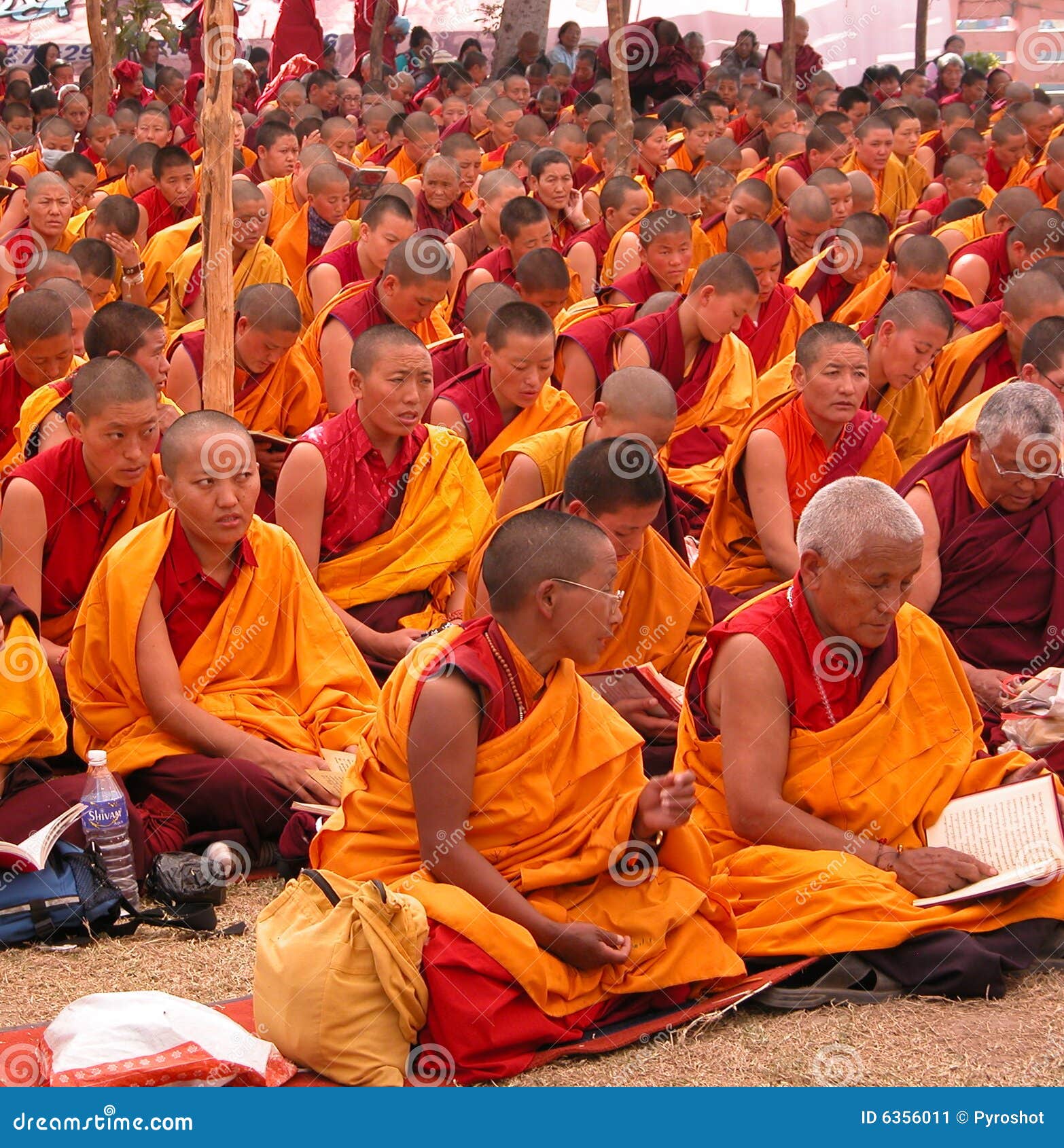 Buddhist Nuns In The Outer Courtyard Of Wat Sam Phran Temple Editorial ...