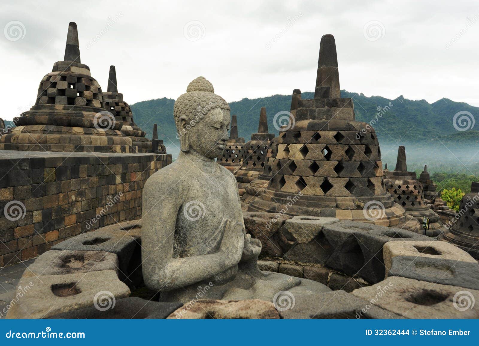 Buddhistischer Tempel Von Borobudur Auf Der Insel Von Java Stockfoto ...