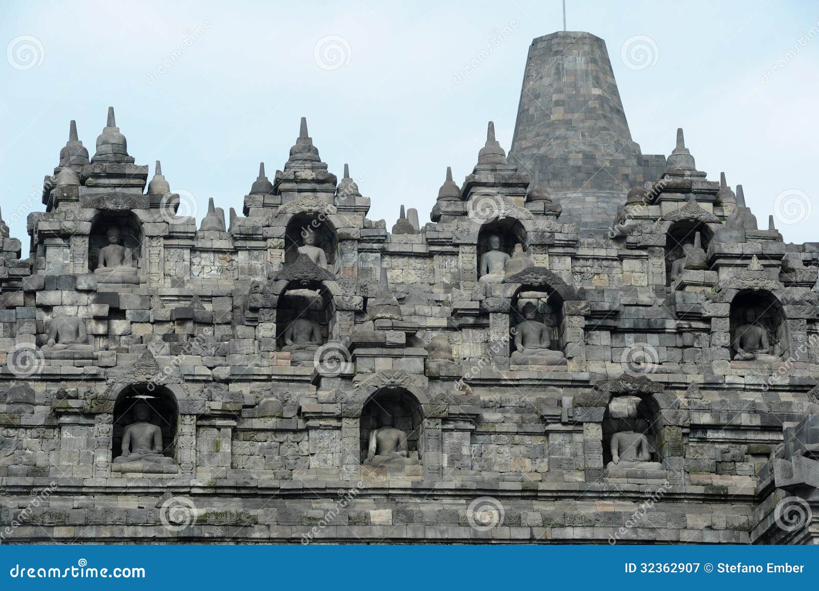 Buddhistischer Tempel Von Borobudur Auf Der Insel Von Java Stockbild ...