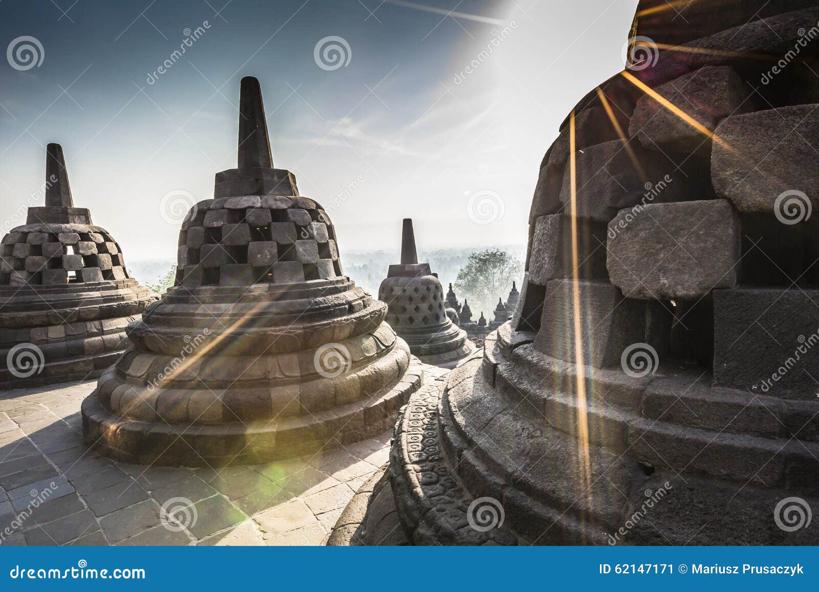 Buddist-Tempel Borobudur Auf Sonnenunterganghintergrund Yogyakarta Java ...