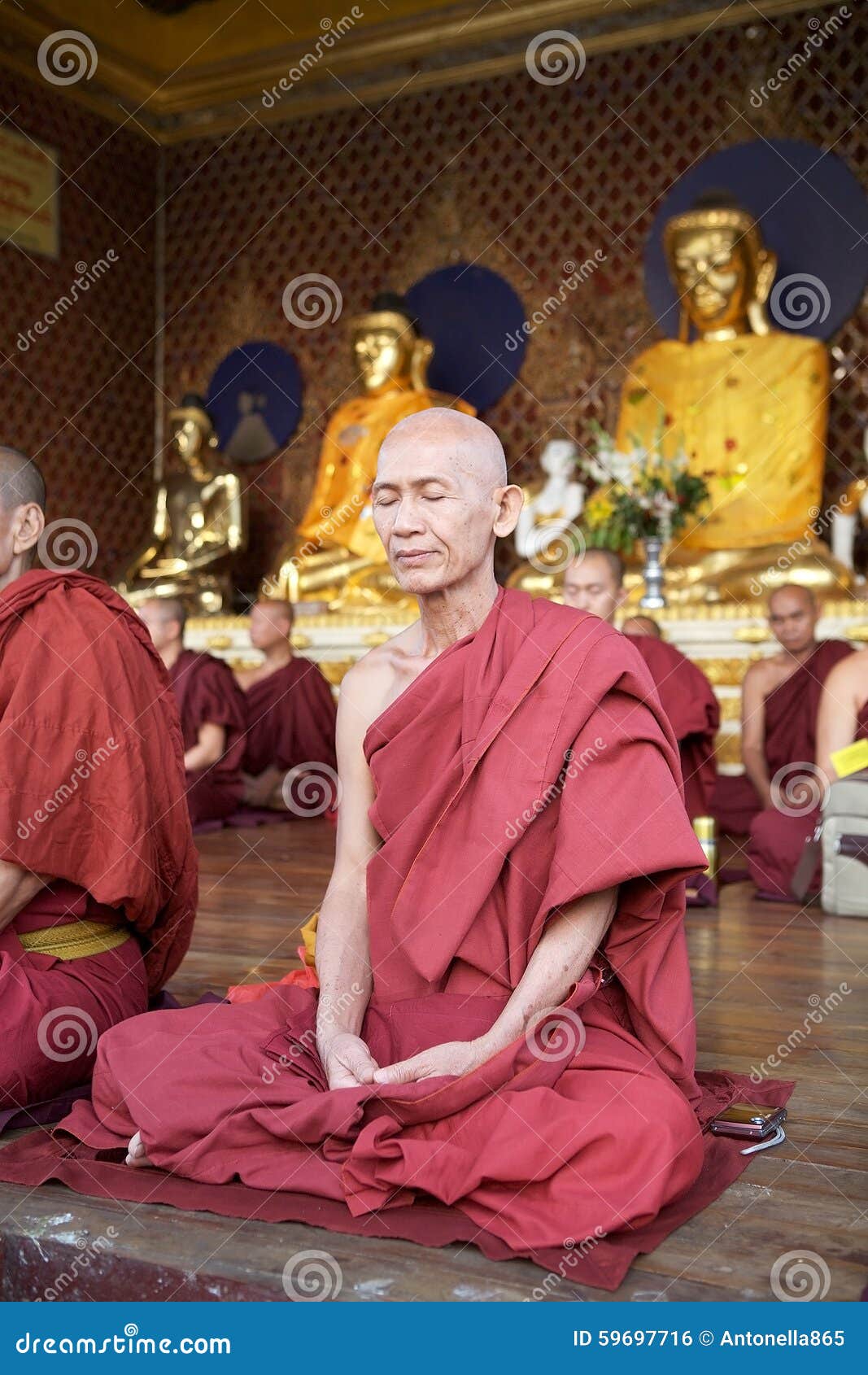 Buddistisk Munk I Meditation, Yangon, Myanmar Redaktionell Bild - Bild ...
