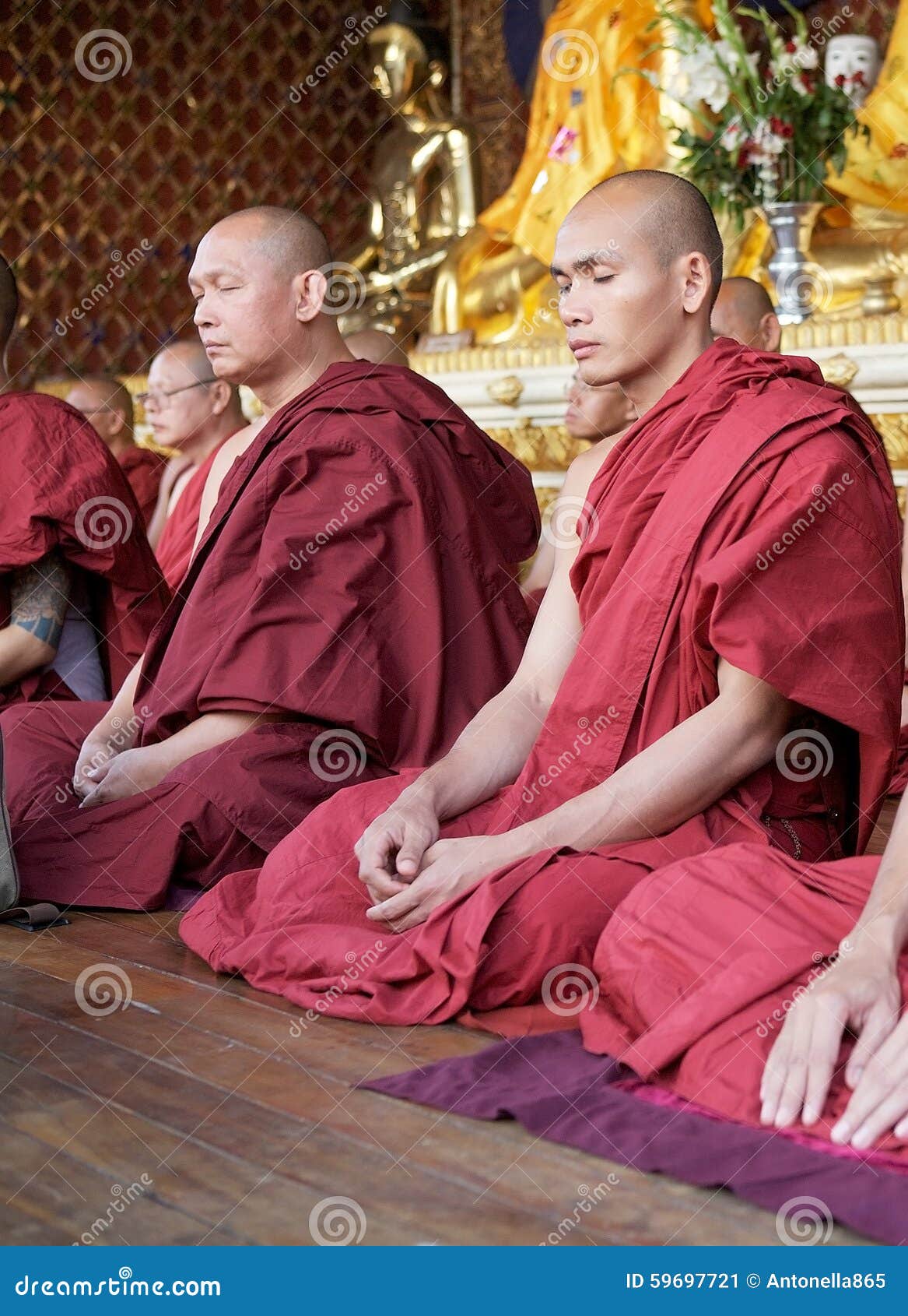Buddistiska Munkar I Meditation, Yangon, Myanmar Redaktionell Bild ...
