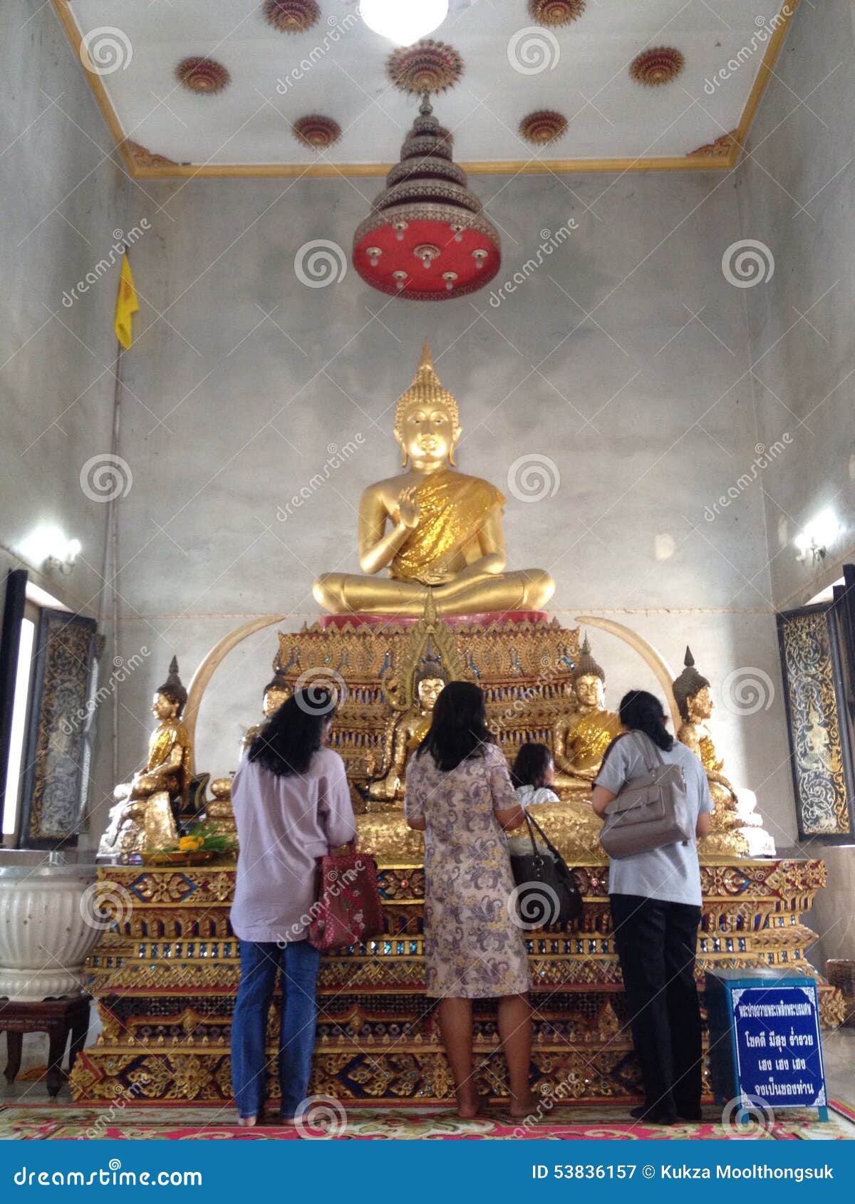 Budha i thai tempel redaktionell arkivbild. Bild av religion - 53836157