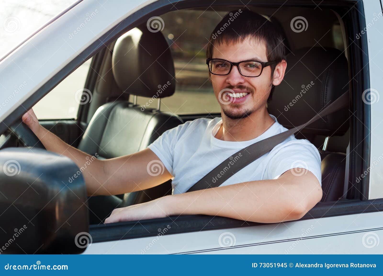 Buen conductor imagen de archivo. Imagen de camino, coche - 73051945