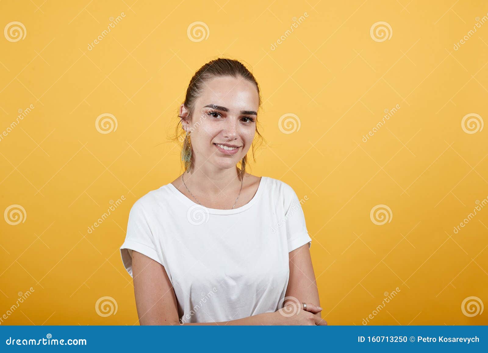 Buena Chica Dando Buenos Gestos Con Personalidad Moderada Foto de ...