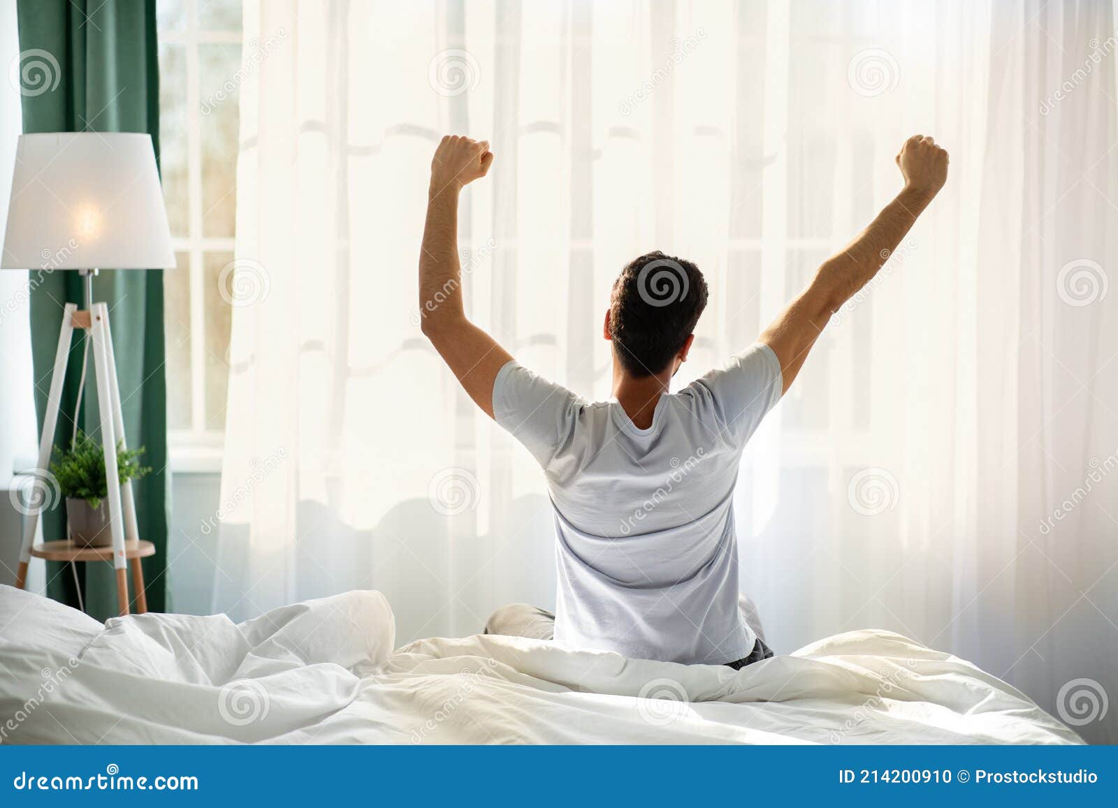 Buenos Días Joven Despertando En La Cama Y Estirando Los Brazos