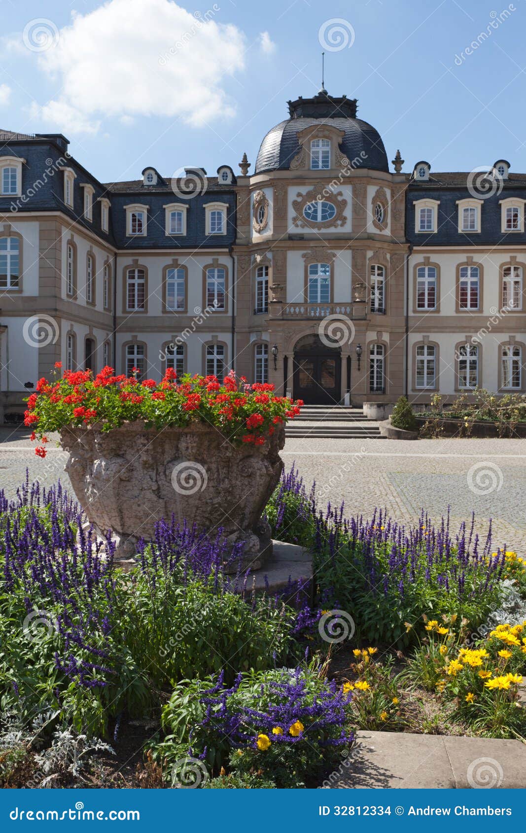 Buesing-Palais 库存照片. 图片 包括有 巡回表演者, 历史, 宫殿, 复兴, 别墅, 奥芬巴赫 - 32812334