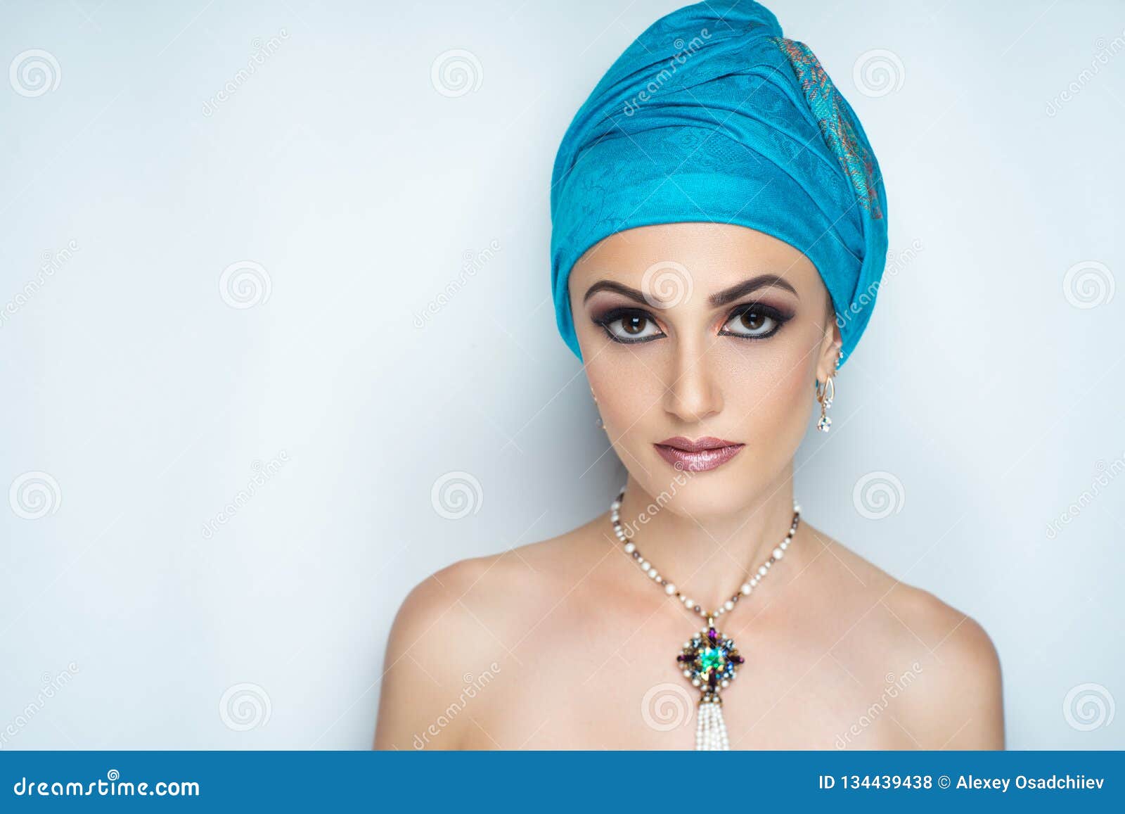 Bufanda Azul De La Mujer En La Cabeza Foto de archivo - Imagen de ...