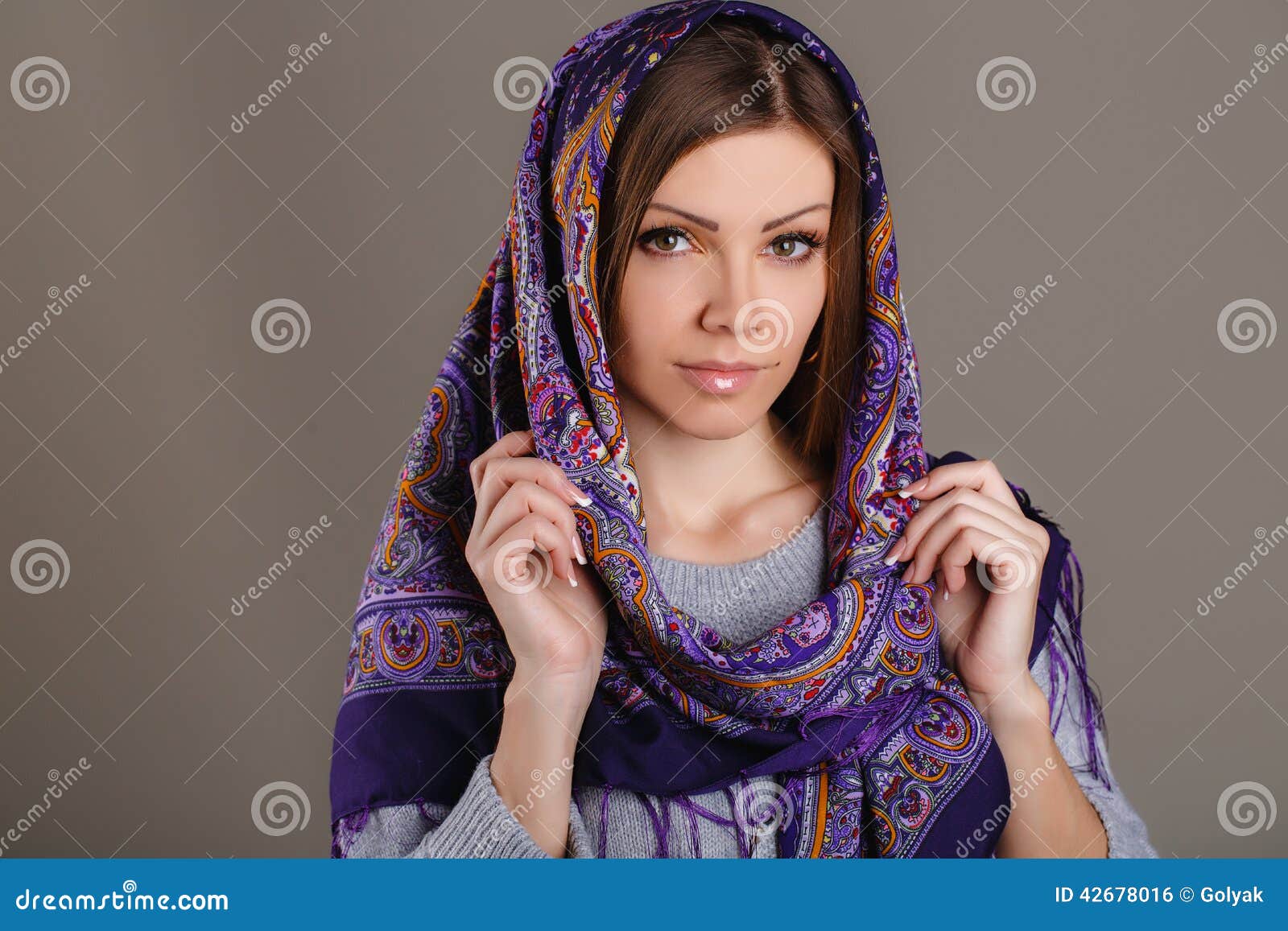 Bufanda Tradicional Nacional Rusa En Su Cabeza Foto de archivo - Imagen ...