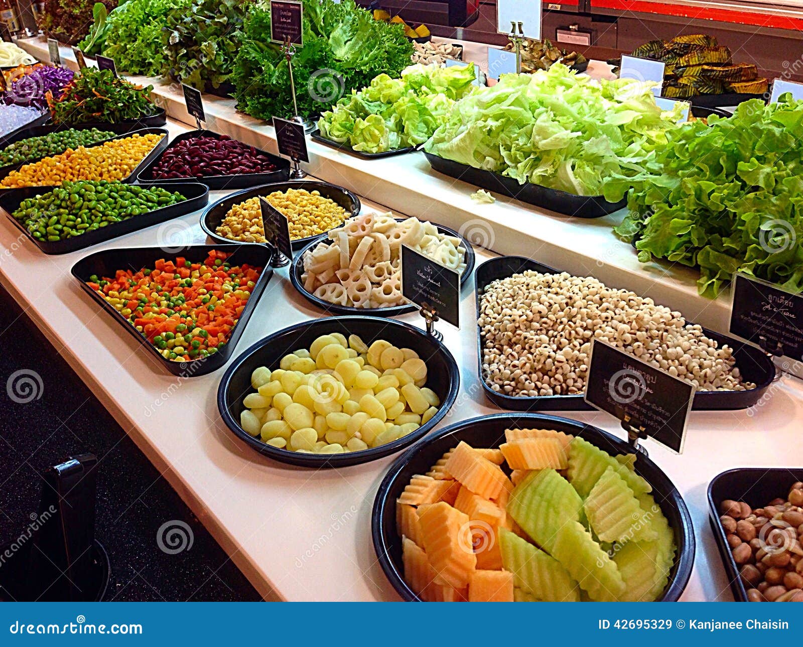 Bufete de ensaladas imagen de archivo. Imagen de cocina - 42695329