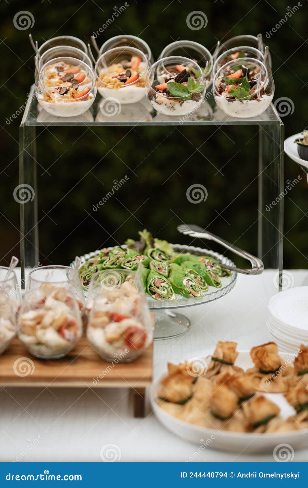 Buffet D'accueil Avec Alcool Et Snacks Photo stock - Image du glaces ...