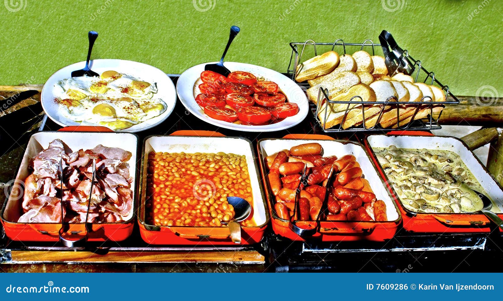 Buffet de déjeuner anglais photo stock. Image du saucisse - 7609286