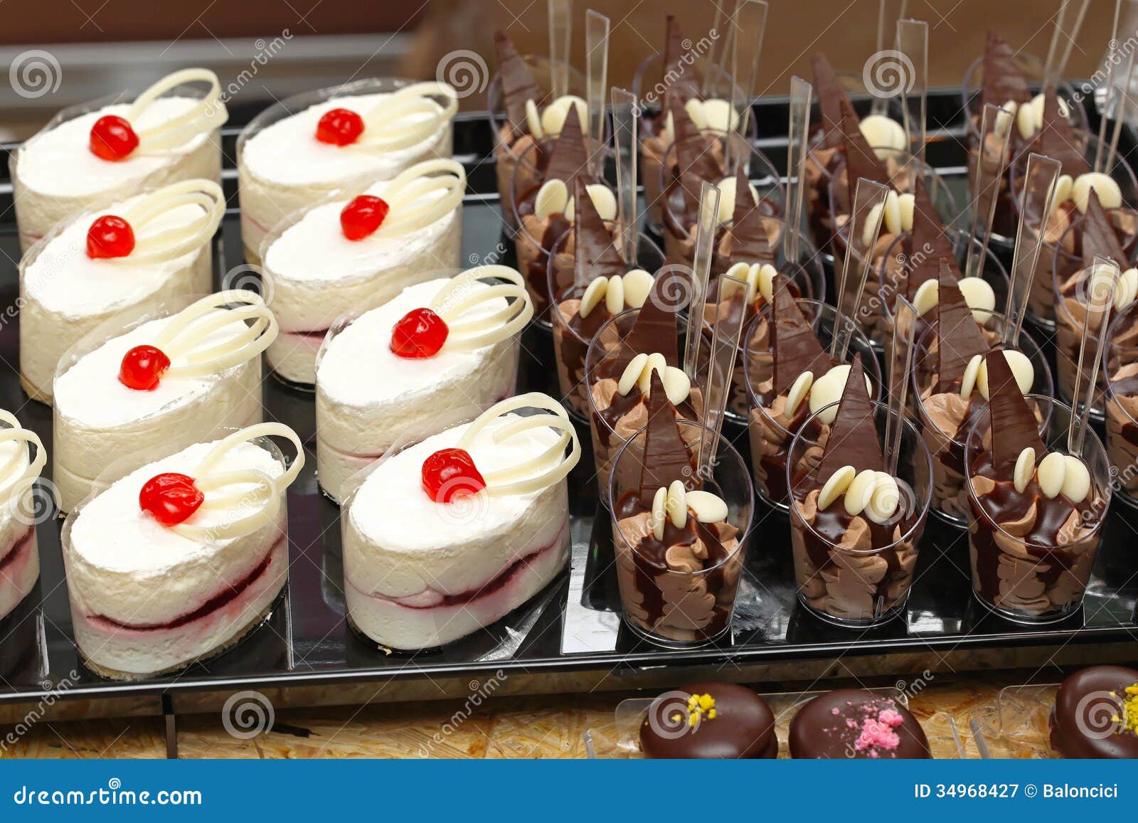 Buffet de dessert image stock. Image du secouez, canapes - 34968427