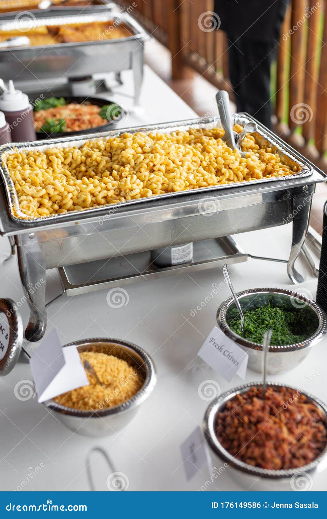 Buffet De Macaroni Et De Fromage Avec Garnitures Photo stock - Image du ...