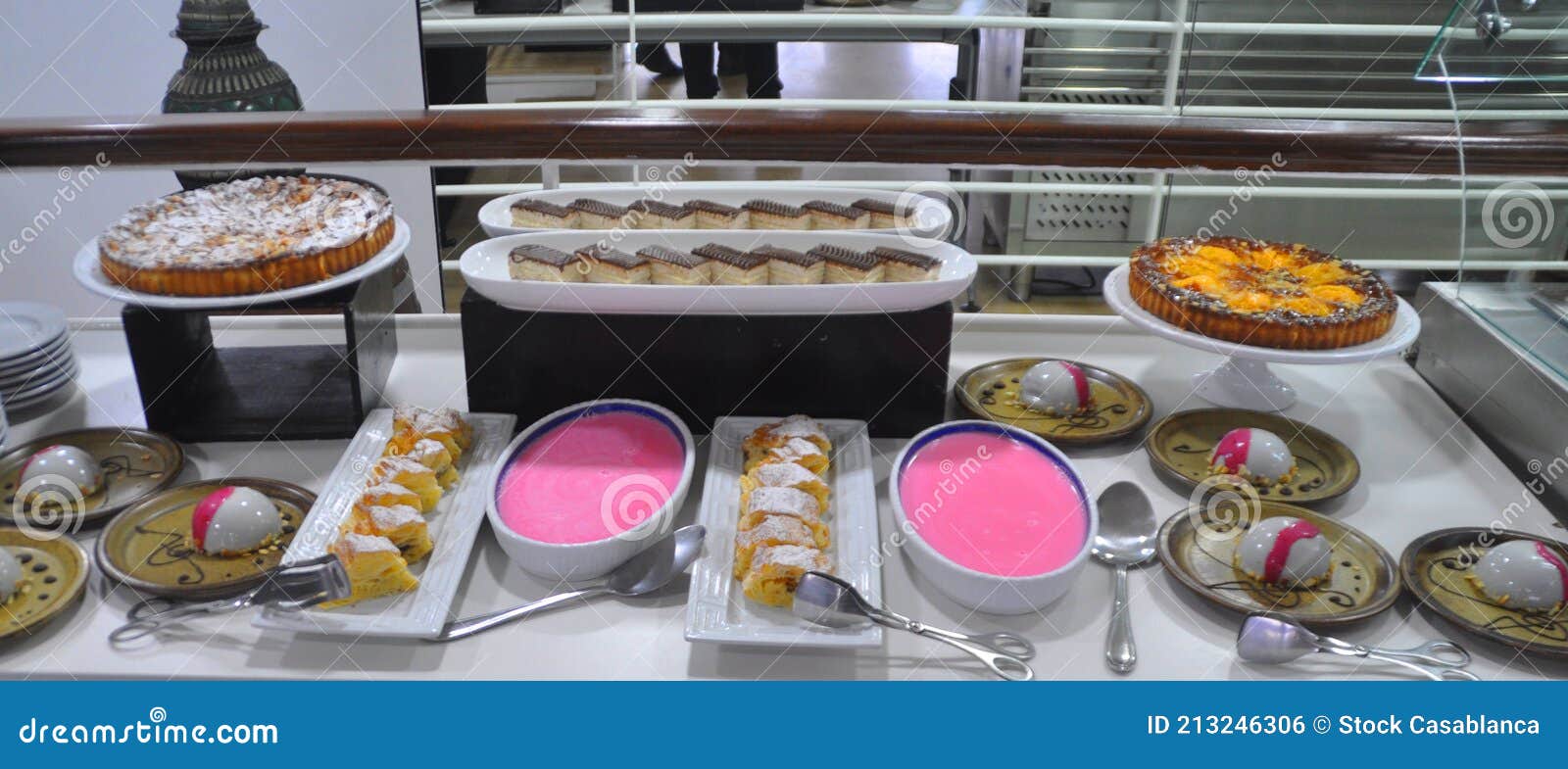 Buffet De Postres Con Helado Fruta Gateau Foto de archivo - Imagen de ...