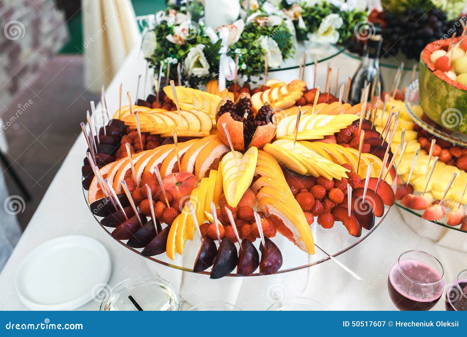 Buffet Di Frutta E Delle Bevande Immagine Stock - Immagine di ...