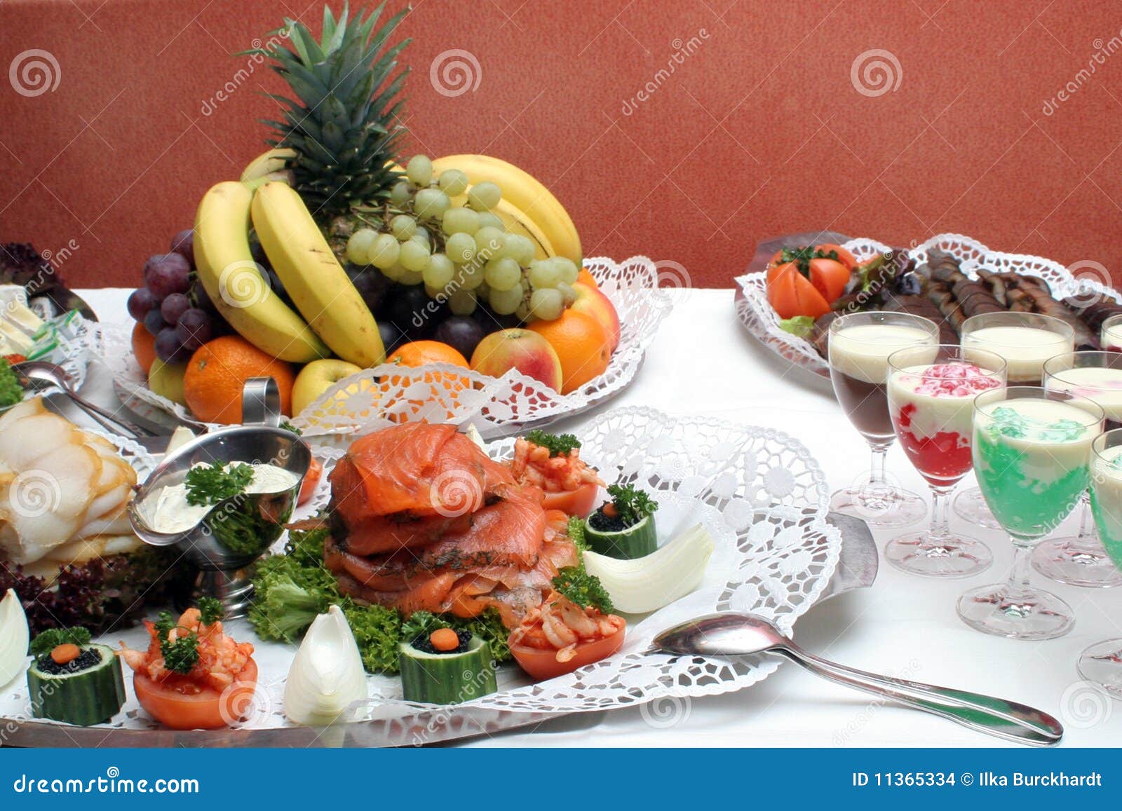 Buffet froid photo stock. Image du fruits, froid, dessert - 11365334