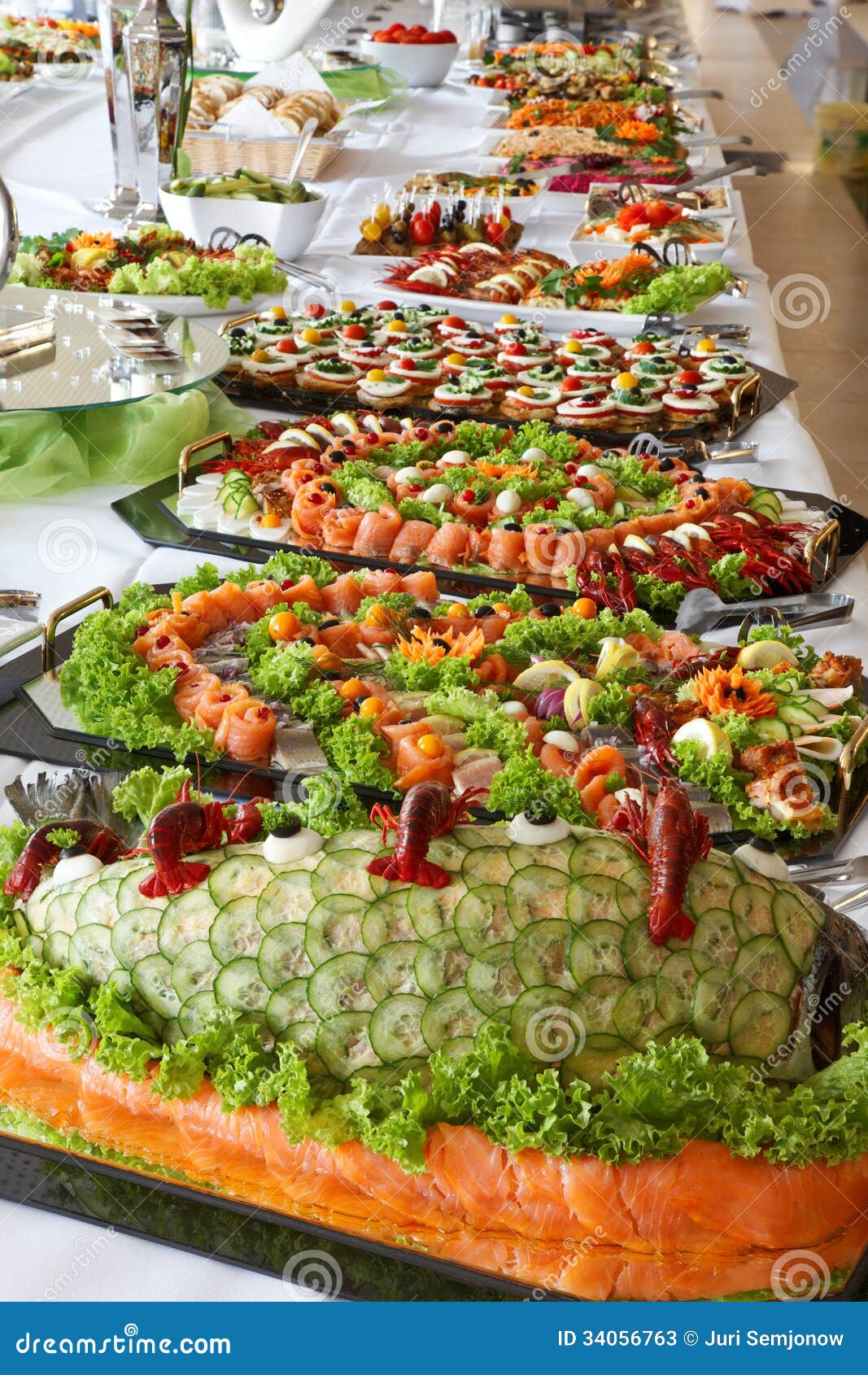 Buffet froid de vacances. image stock. Image du laitue - 34056763