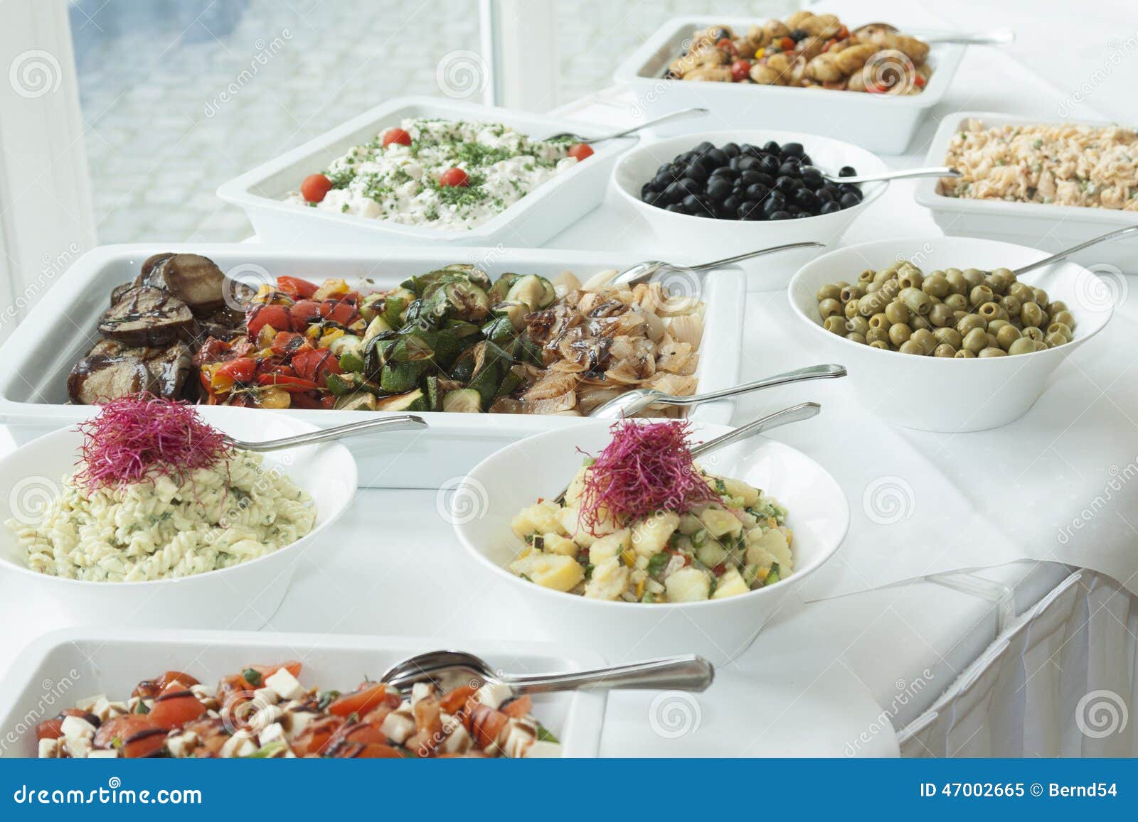 Buffet von Salaten stockbild. Bild von kartoffel, salate - 47002665