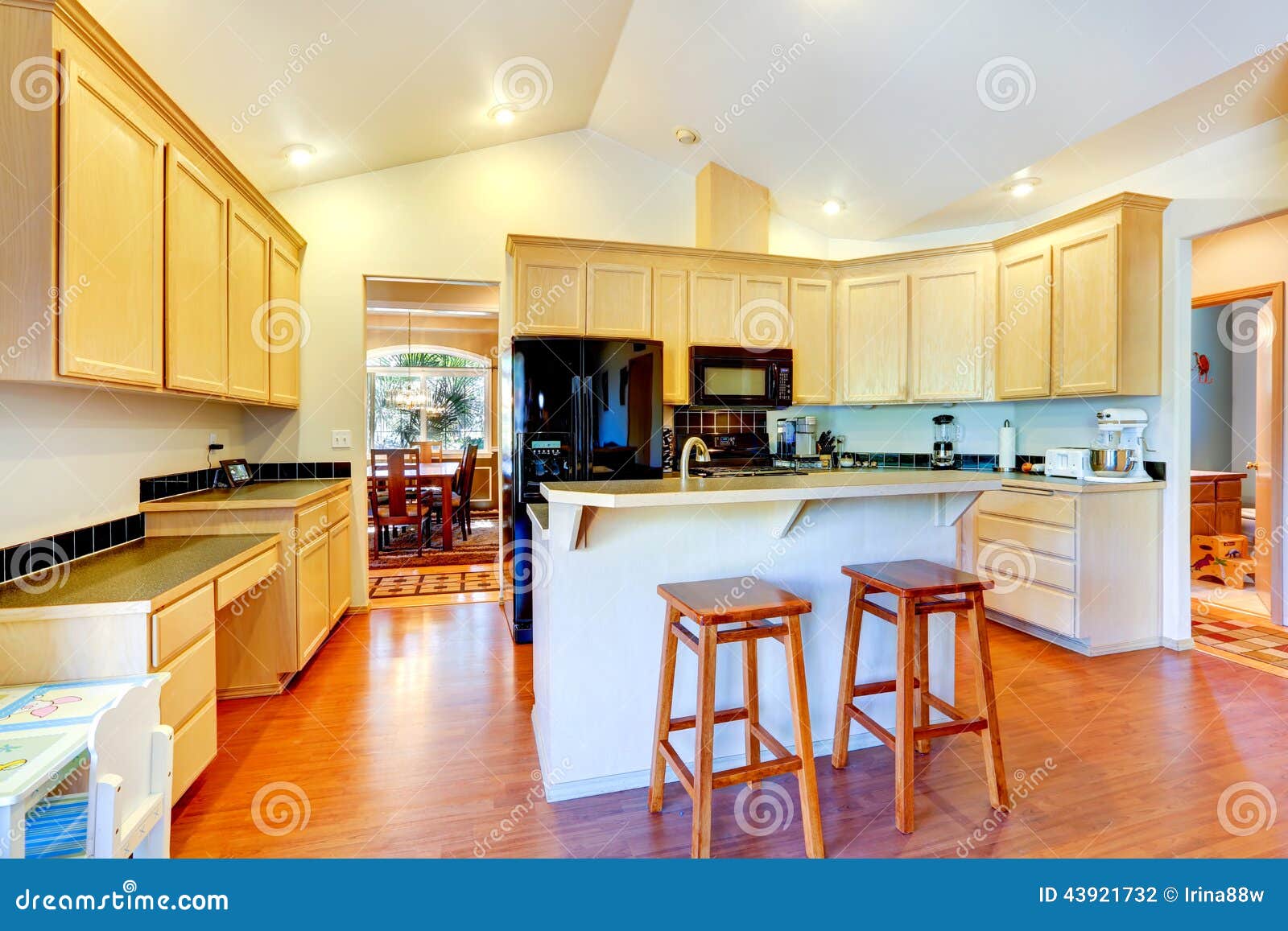 Buffets Ens Ivoire Avec Les Appareils Noirs Photo stock - Image du neuf ...