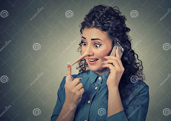 Bugiardo Del Servizio Clienti Con Il Naso Lungo Donna Che Parla Sul ... Bugiardo Del Servizio Clienti Con Il Naso Lungo Donna Che Parla Sul ...