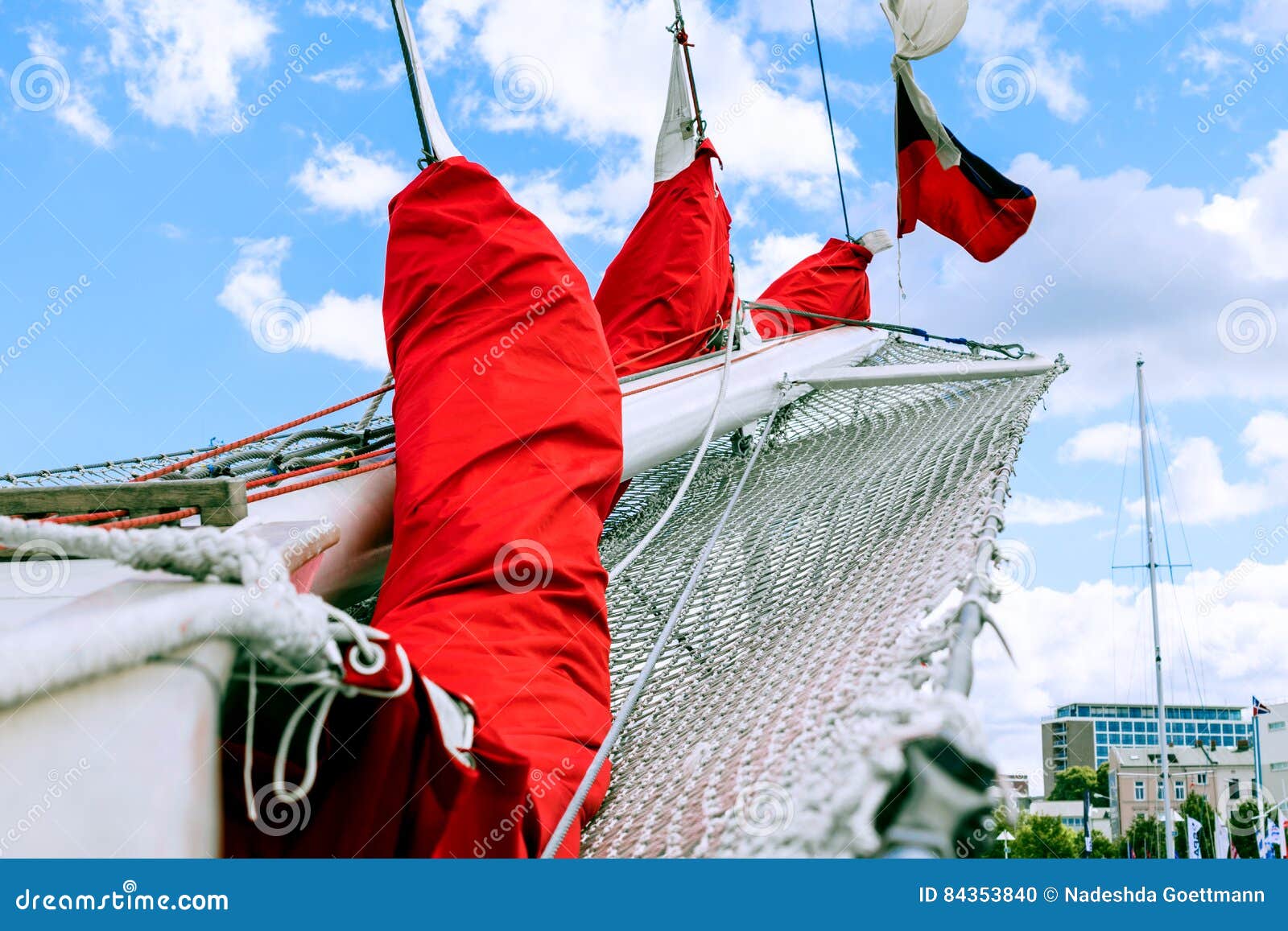 Bugspriet Und Erfasstes Rotes Segel Des Segelschiffs Stockfoto - Bild ...