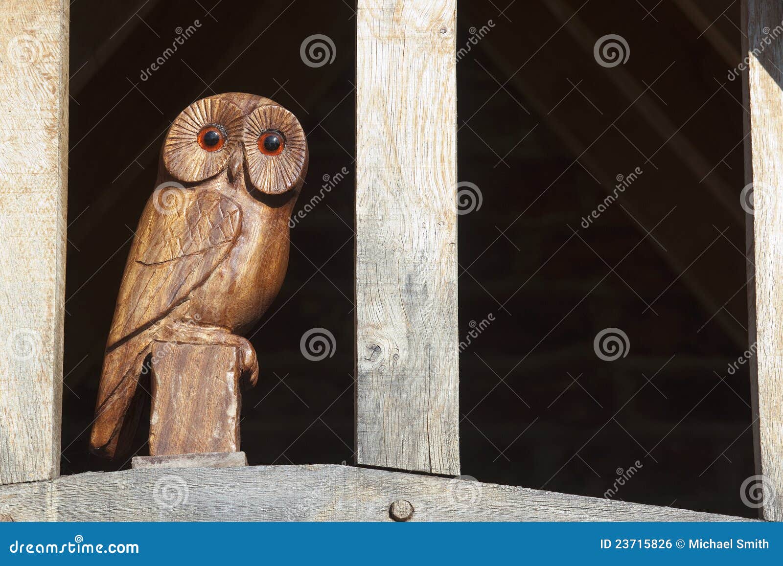 Buho de madera ornamental foto de archivo. Imagen de objeto - 23715826
