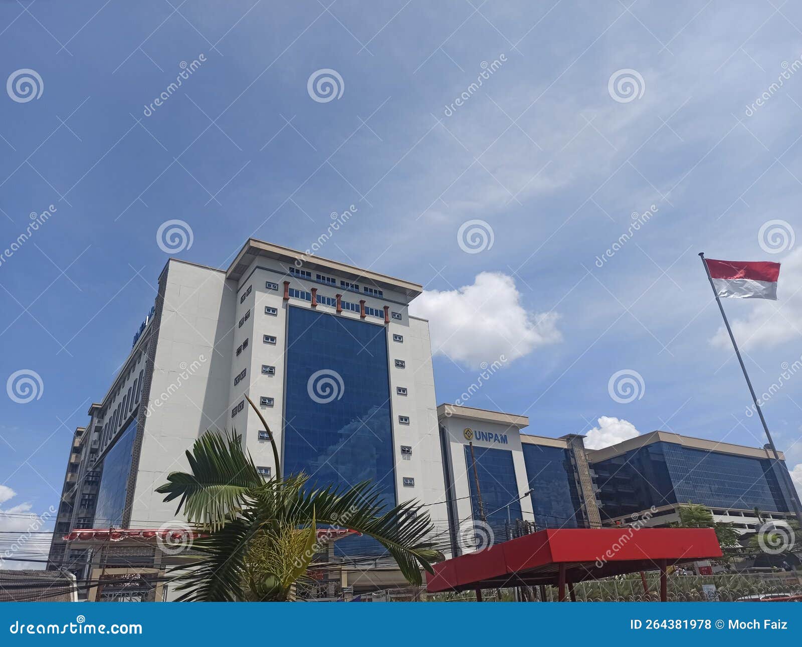 Build Sky Beautiful University Student Editorial Stock Photo - Image of ...